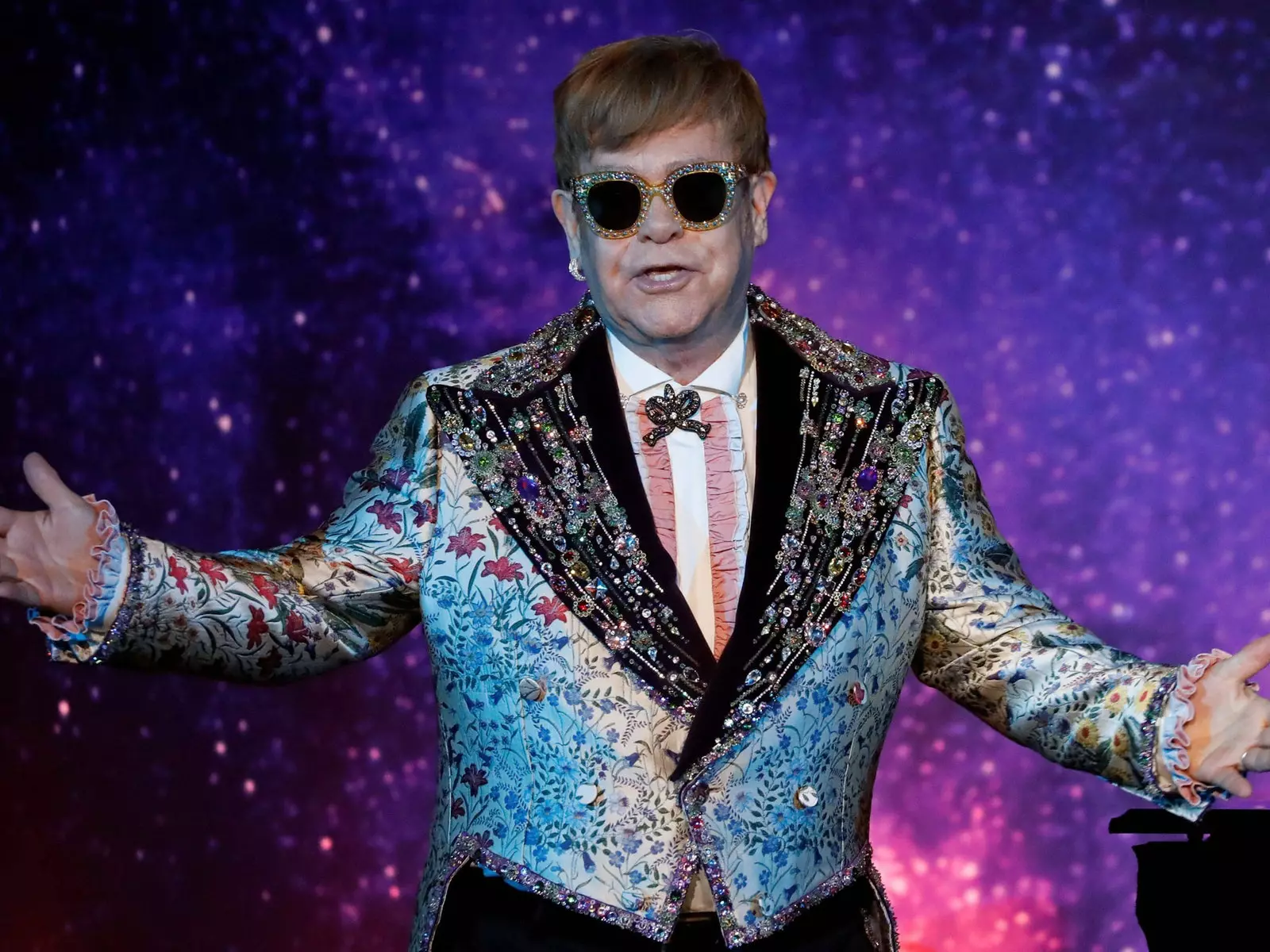 elton john nuburyo bwe kuri stage aratangaza gucci yanyuma