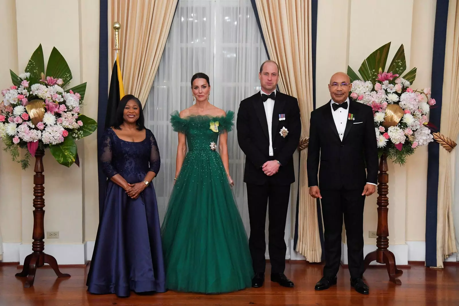 Hertugen og hertuginden af Cambridge med Jamaicas generalguvernør og hans kone