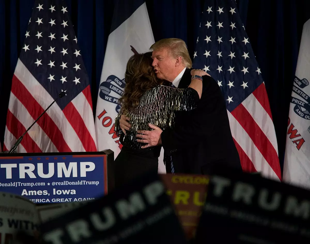 Donald Trump puag Sarah Palin ntawm lub rooj sib tham hauv Iowa.