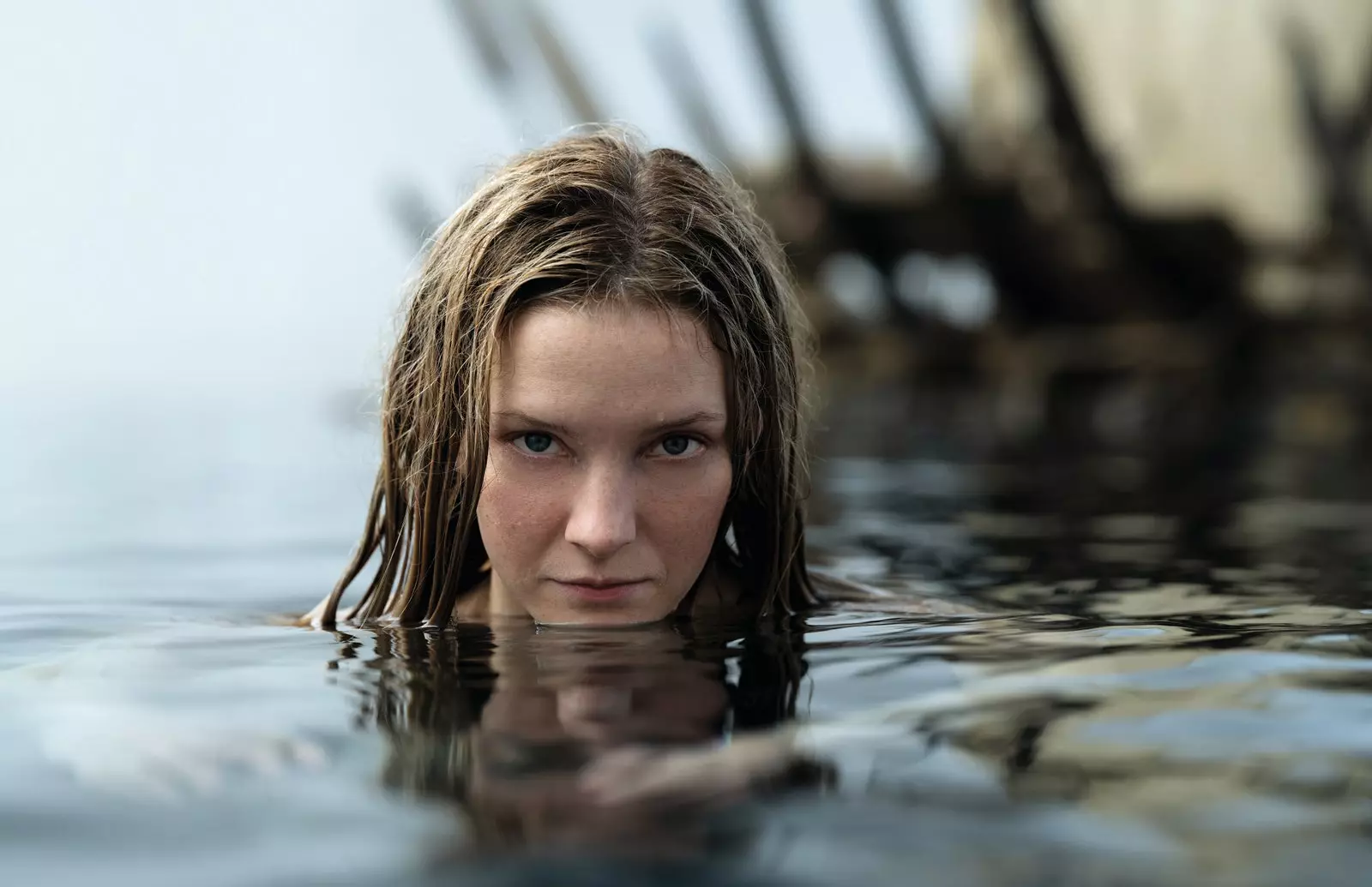 Close-up ta’ Galadriel ġej għall-arja.