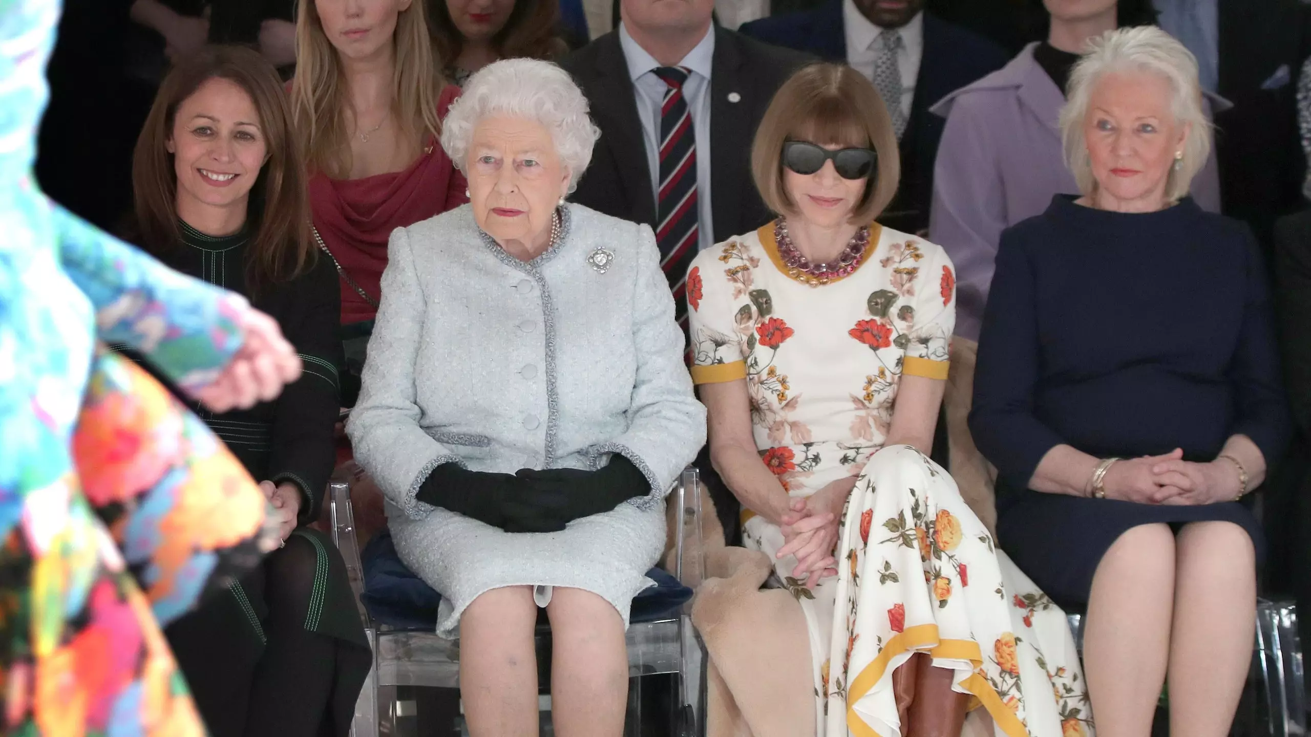 Η Elizabeth II με την Anna Wintour και την Angella Kelly στην Εβδομάδα Μόδας του Λονδίνου 2018.