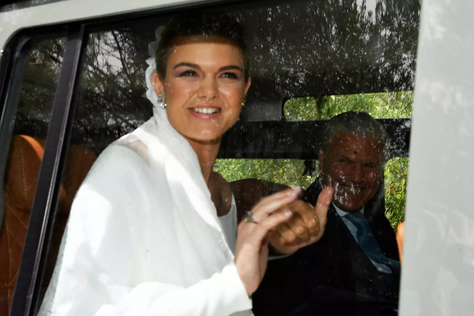 Алехандра Руис де Рато с баща си и кум на сватбата си.