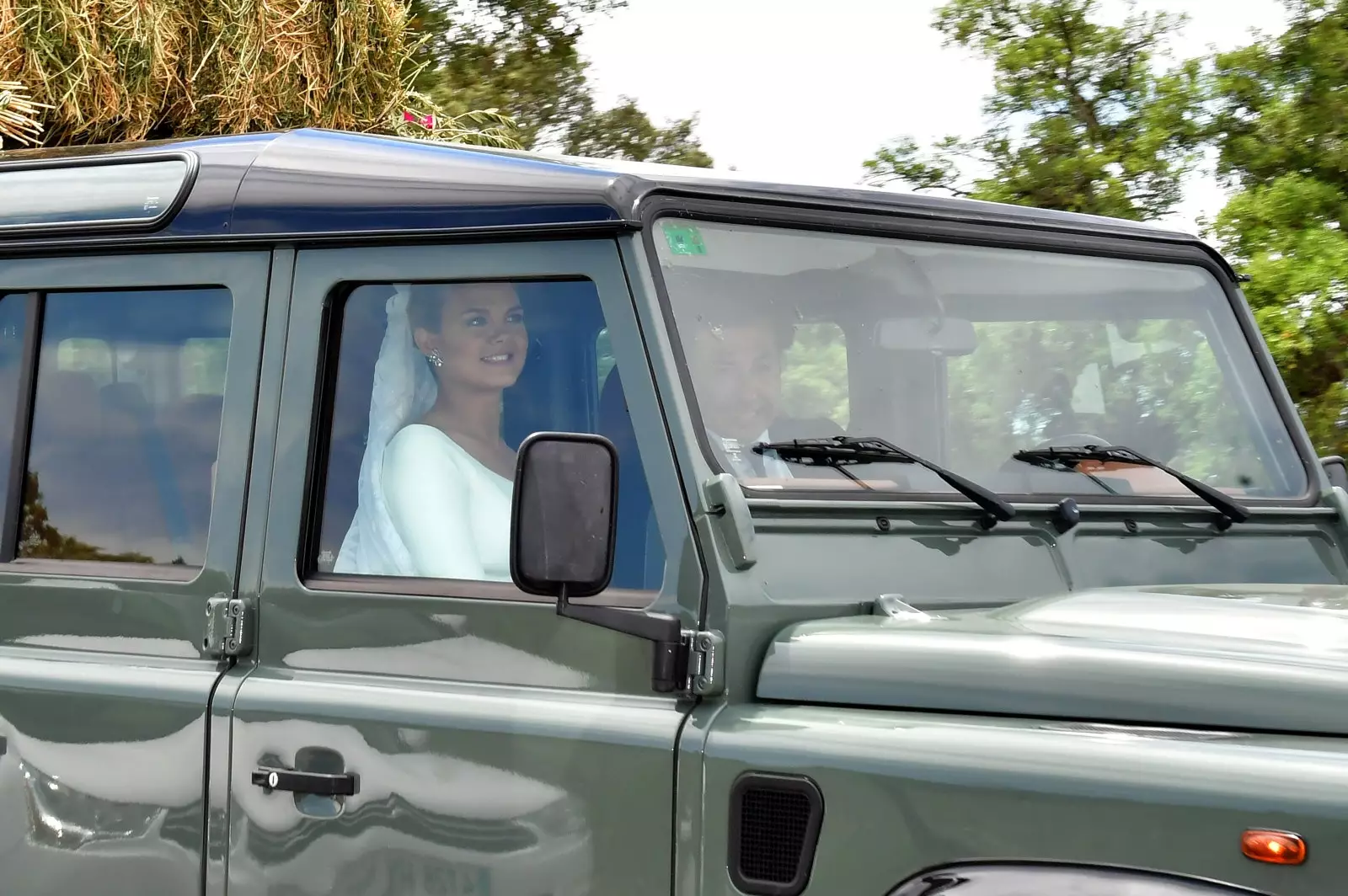 Alejandra Ruiz Rato arooska arooska ee dharka aroosadda ilaa Land Rover taas oo ay ku timid kaniisadda