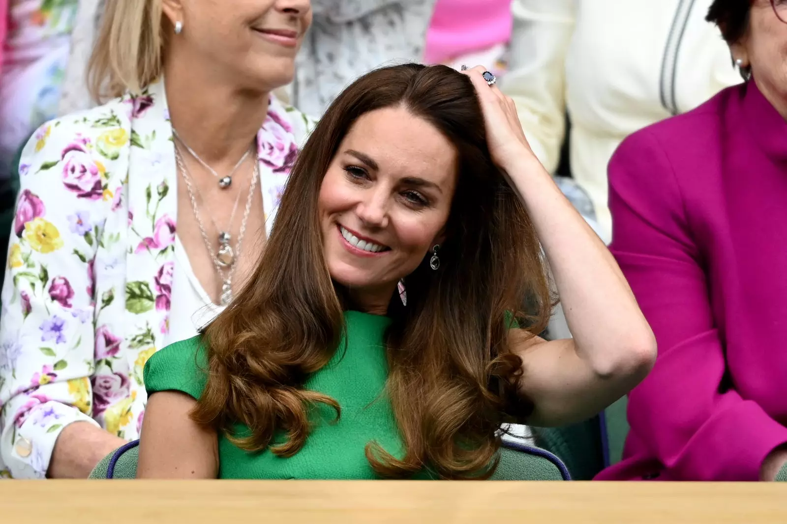 Cloqu šaty a turmalínové náušnice Kate Middleton končí svou karanténu ve Wimbledonu zeleným „vzhledem“