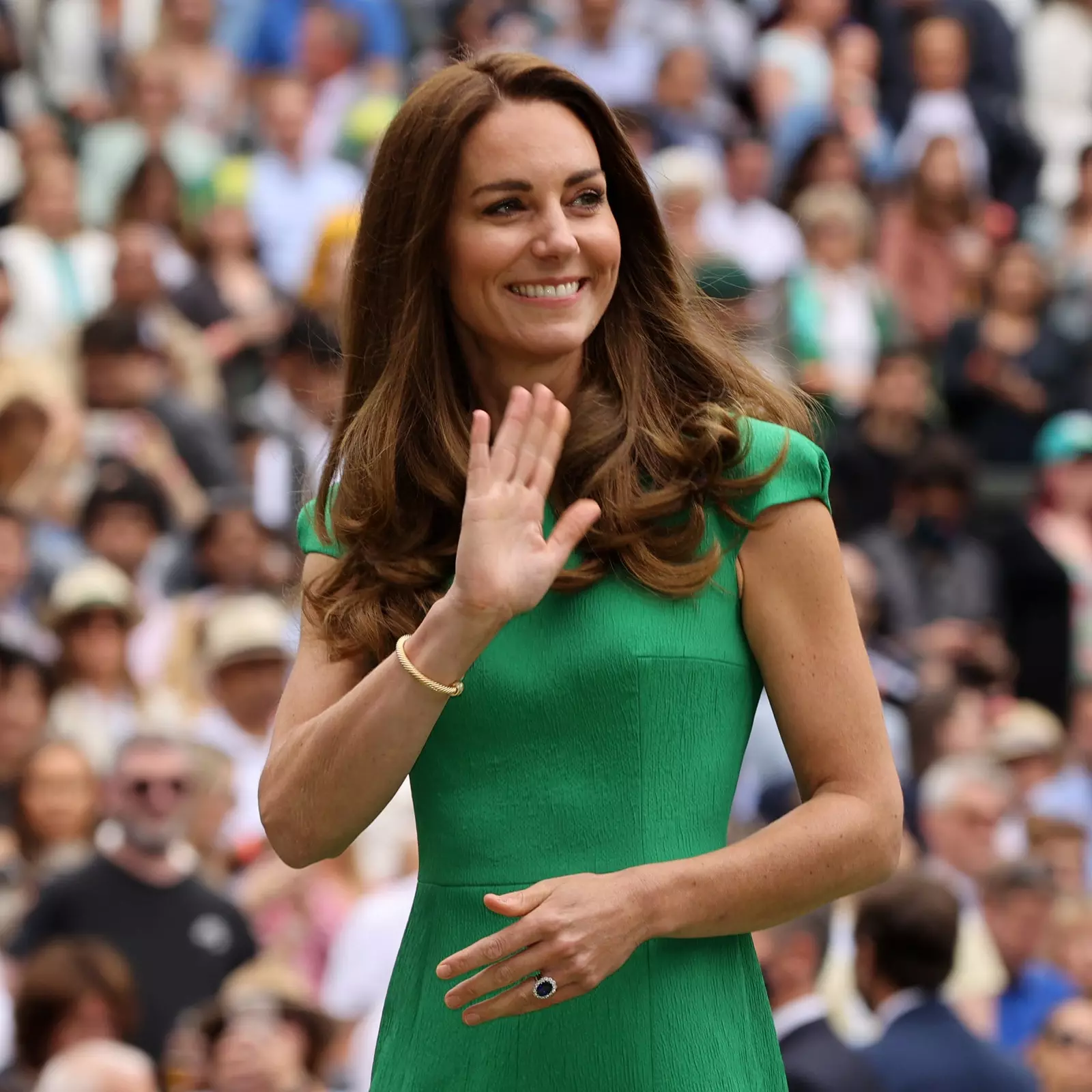 Cloqu-Kleid und Turmalin-Ohrringe Kate Middleton beendet ihre Quarantäne in Wimbledon mit einem grünen „Look“