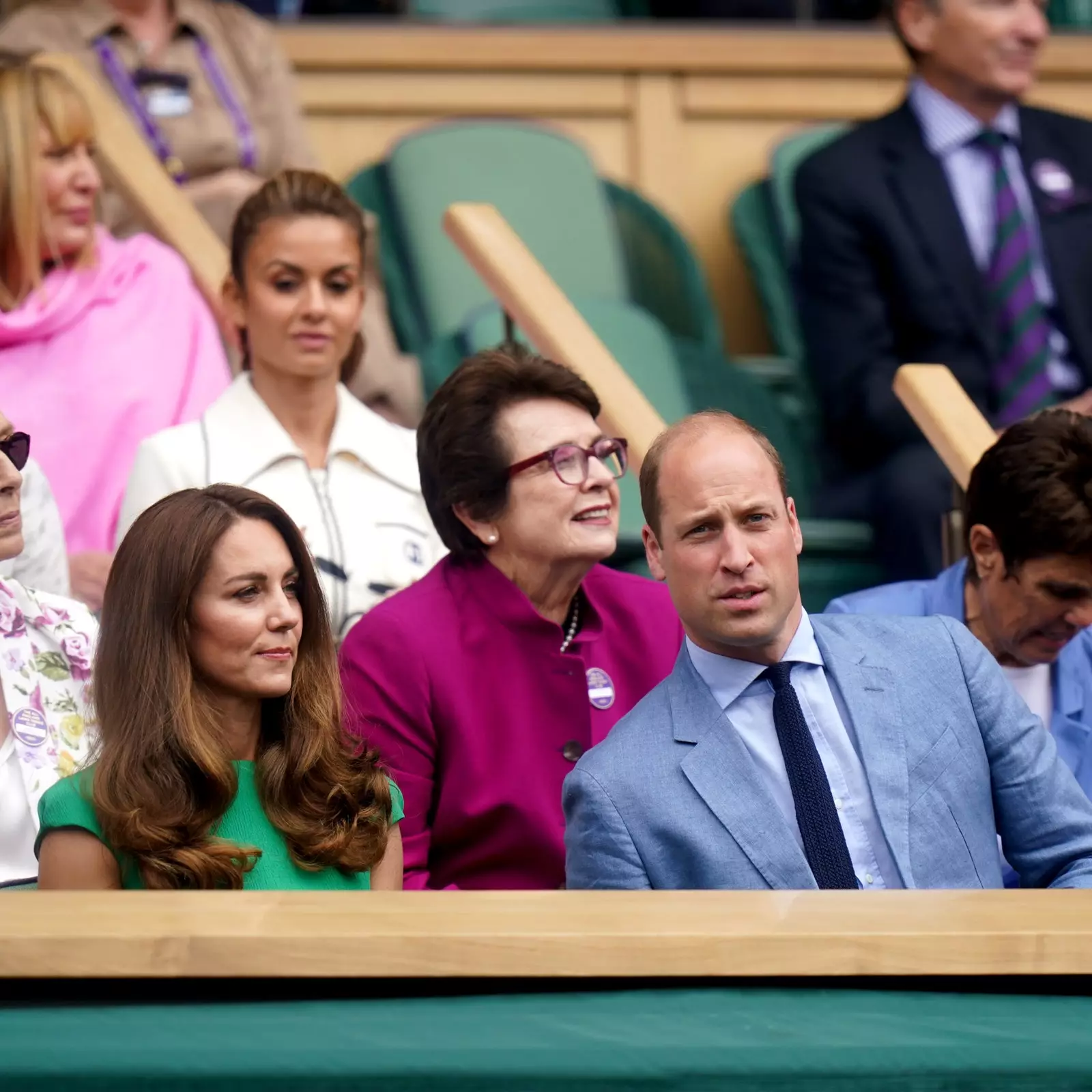 Váy vải và hoa tai tourmaline Kate Middleton kết thúc thời gian cách ly tại Wimbledon với 'diện mạo' màu xanh lá
