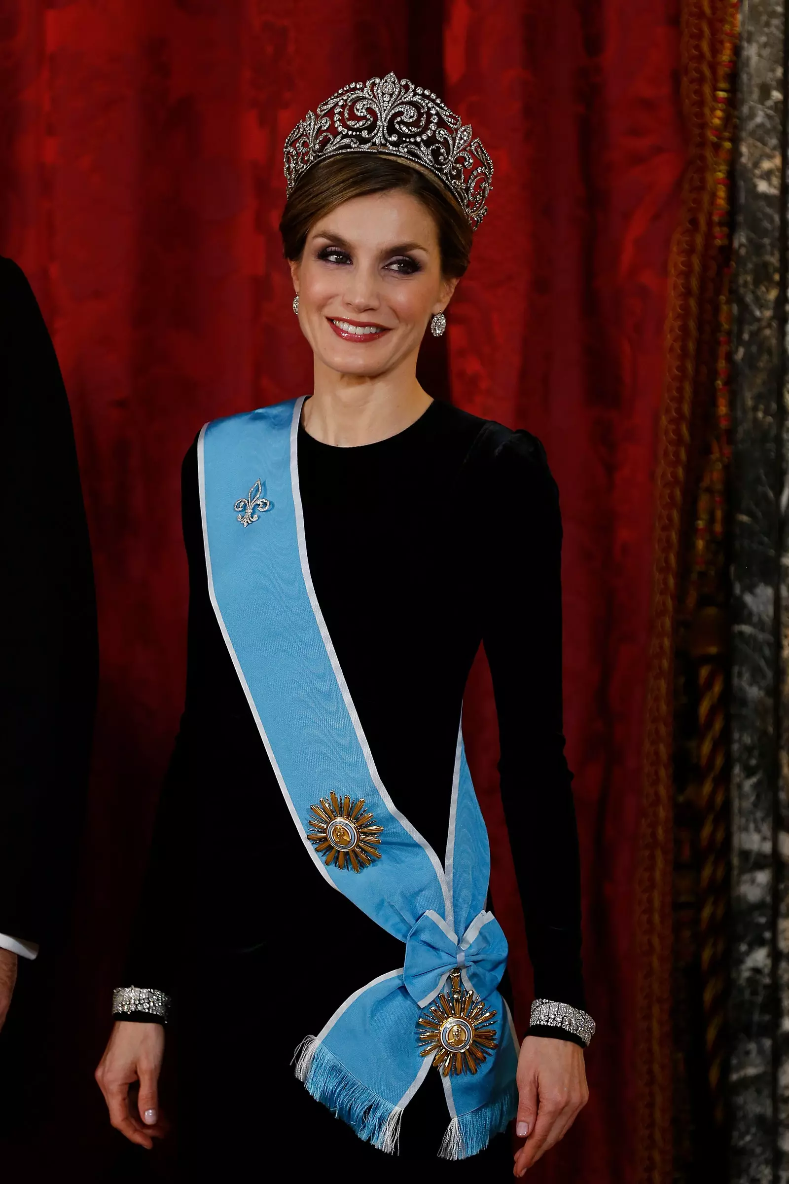 Letizia erregina hiru loredun diamanteen diadema jantzita.