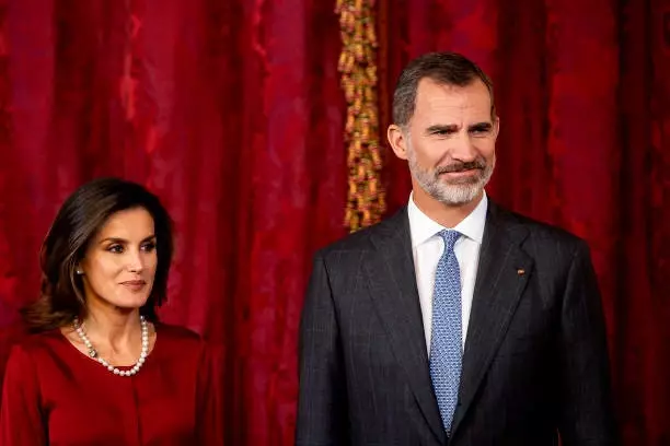 La regina Letizia indossa la collana di 37 grandi perle per ricevere il presidente tedesco a Palazzo Oriente...