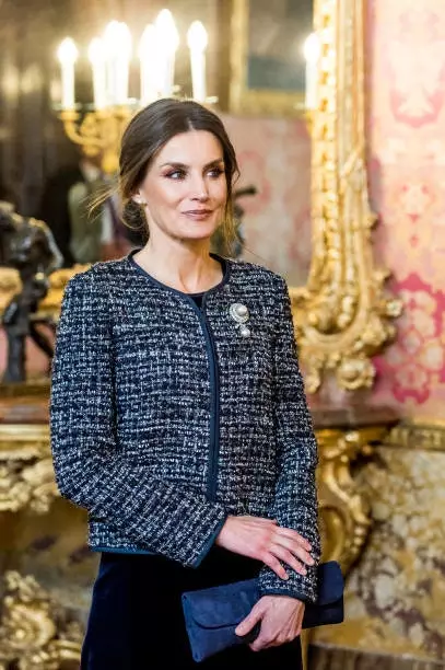 La regina Letizia indossa una spilla di perle grigio chiaro con diamanti durante la Pasqua militare 2019.