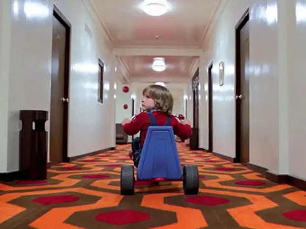 Fl-Overlook Hotel ta’ ‘The Shining l-importanti huma l-kurituri.