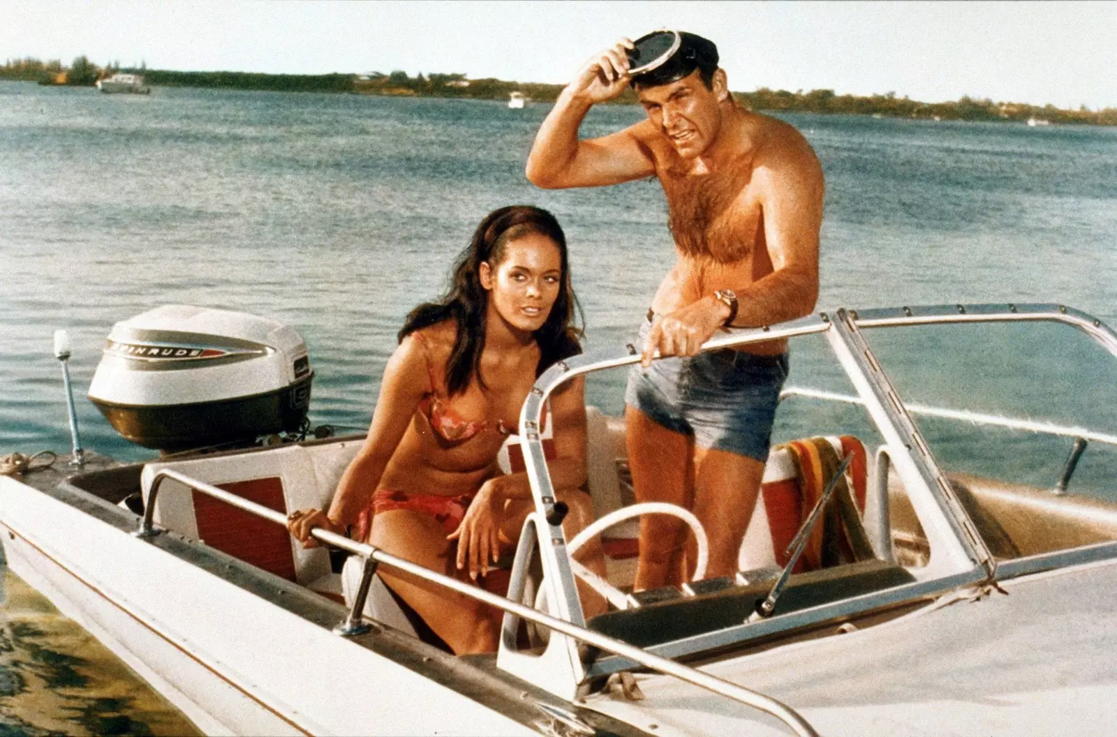 在与 Martine Beswick 的“Thunderbal”中。