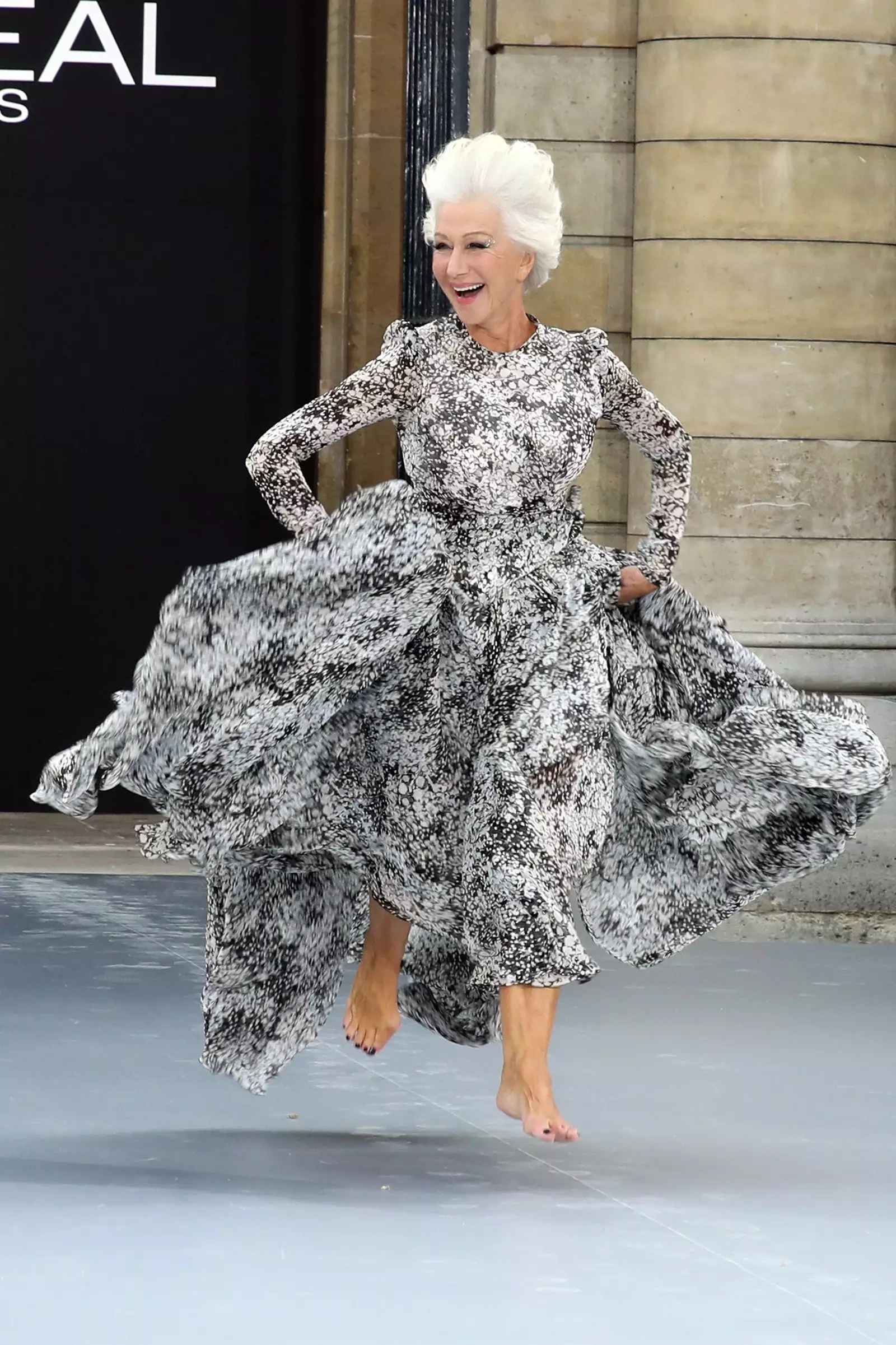 Helen Mirren i en vacker blommig klänning barfota och att dansa på catwalken är det bästa du kommer att se idag