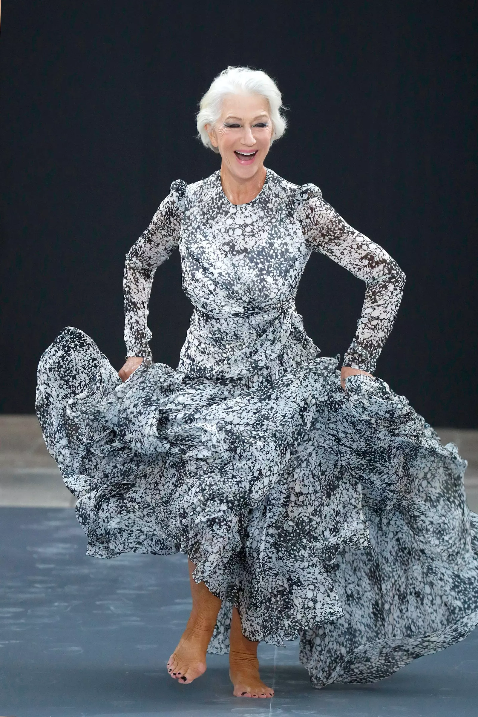 Helen Mirren i en vakker blomsterkjole barbeint og dans på catwalken er det beste du vil se i dag