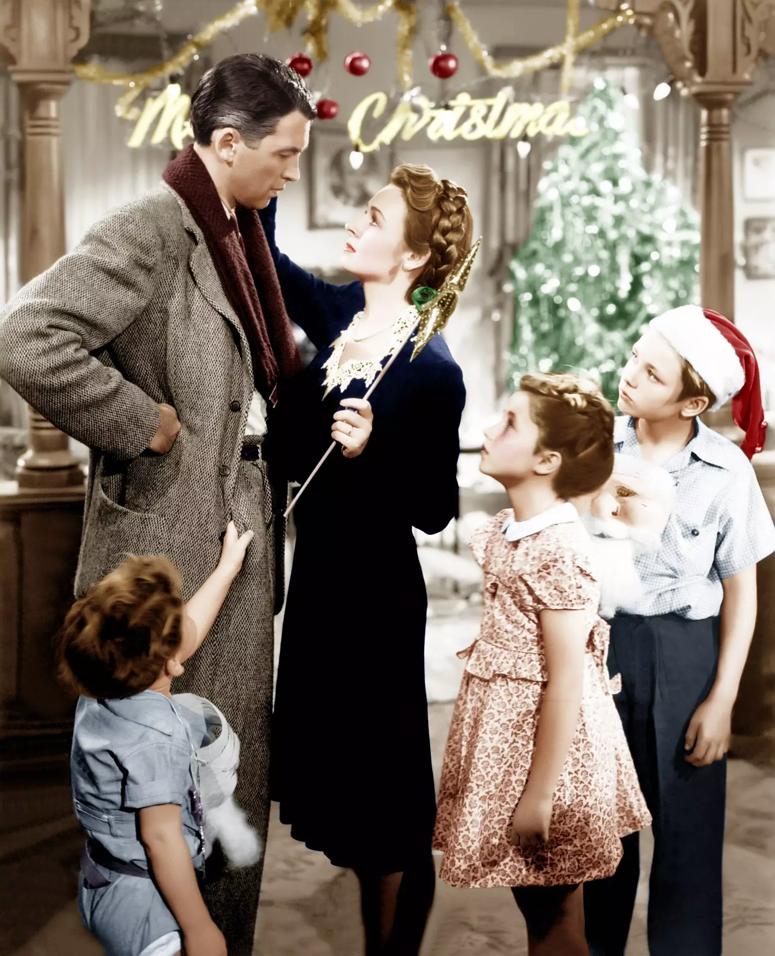 James Stewart thiab Donna Reed ua kev zoo siab rau tsev neeg Christmas hauv 'Nws zoo nkauj npaum li cas rau lub neej'.