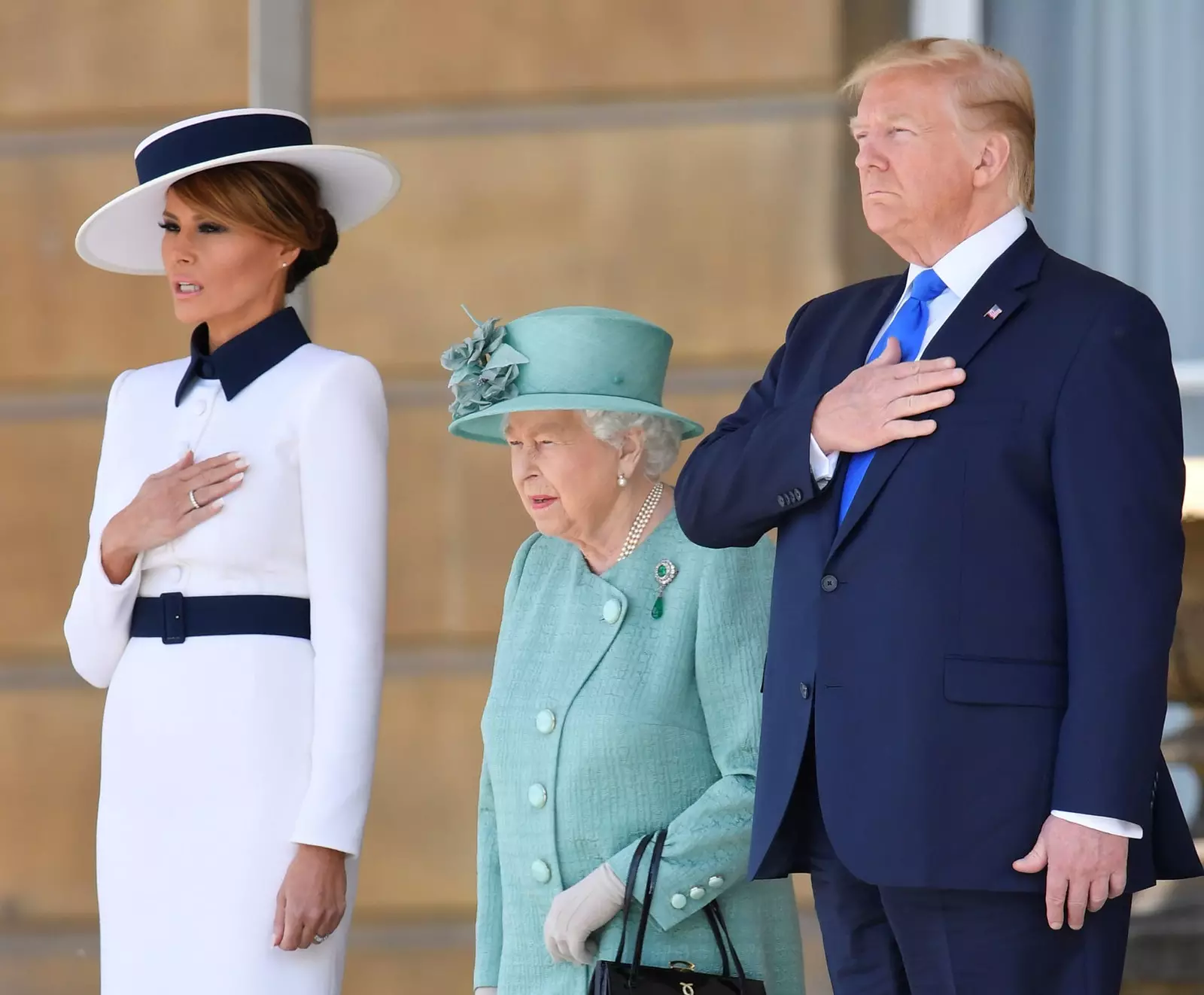 Melania Trump Elizabeth II và Donald Trump.