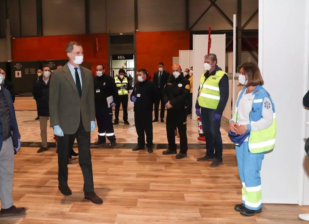 König Felipe VI. besucht das in Ifema installierte Feldlazarett.