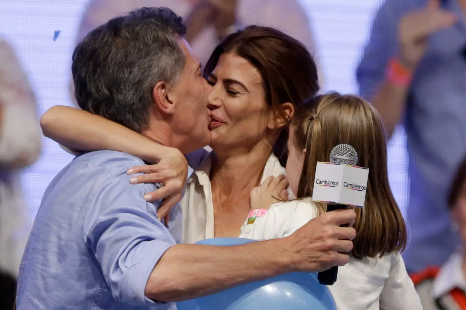 Макри и Авада се бакнуваат по објавата дека победил на изборите во Аргентина.