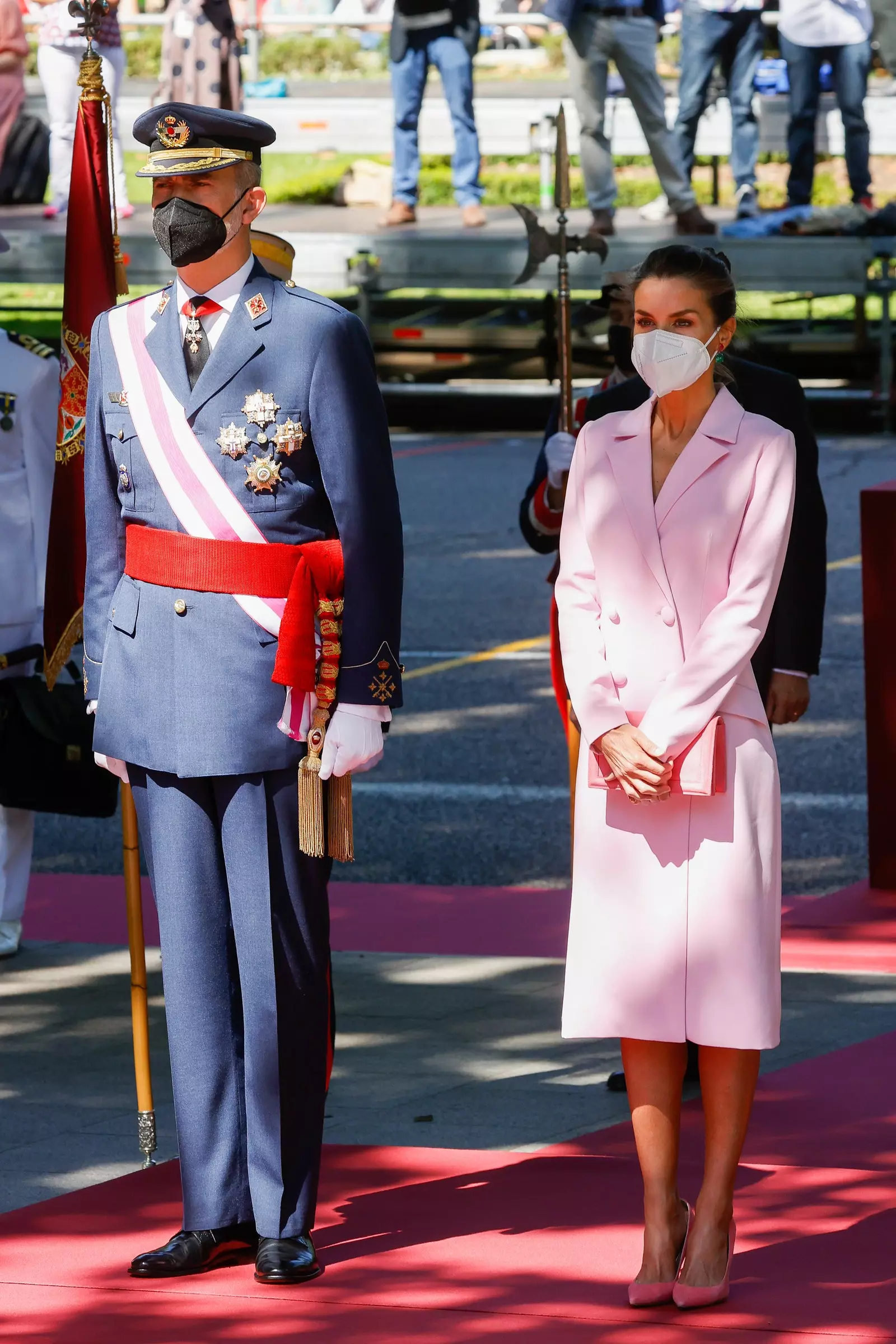 Letizia dołącza do „formuły Kate Middleton” z różowym płaszczem na Dzień Sił Zbrojnych