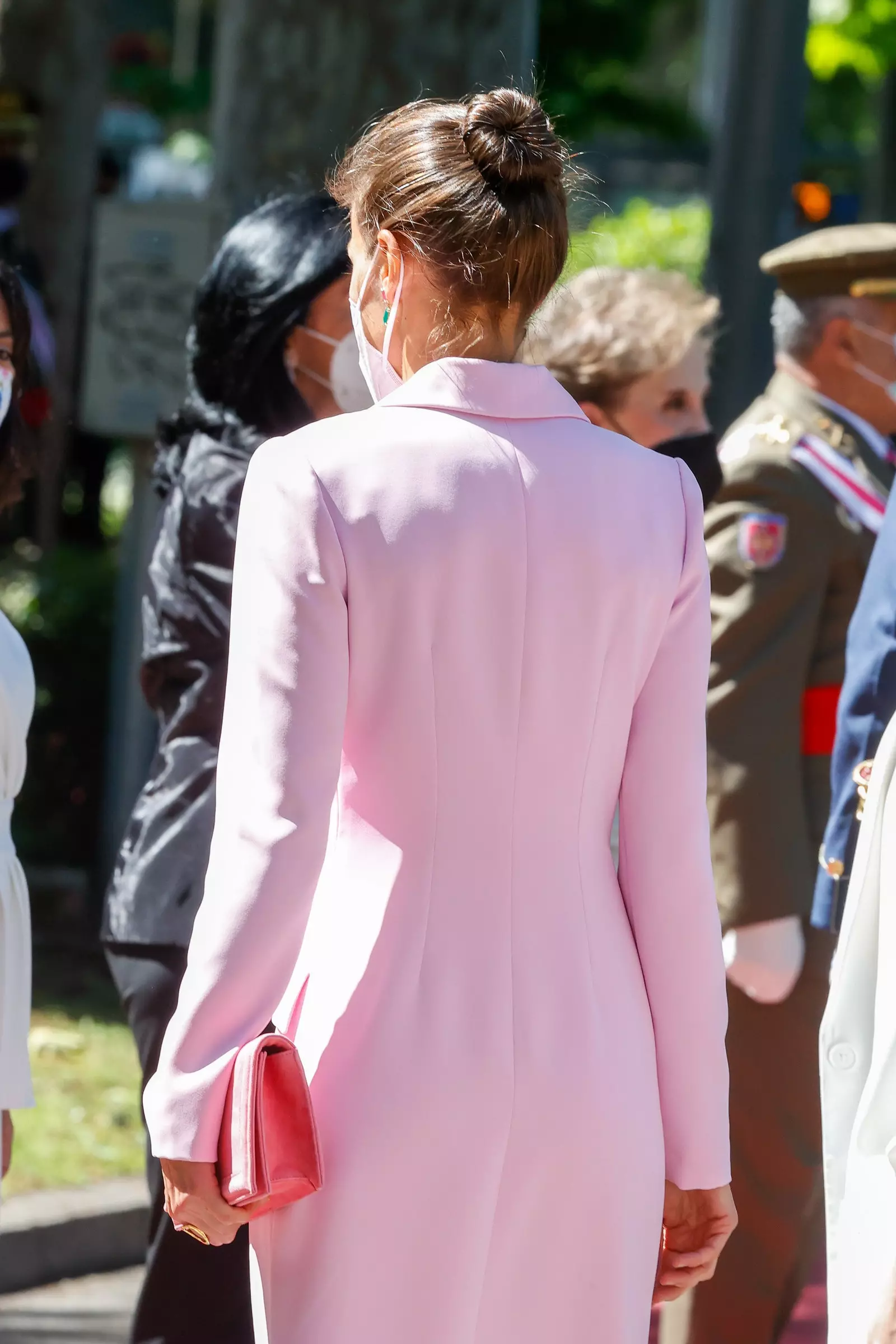 Letizia gengur til liðs við „Kate Middleton formúluna“ með bleikum kjólfrakka fyrir herdaginn