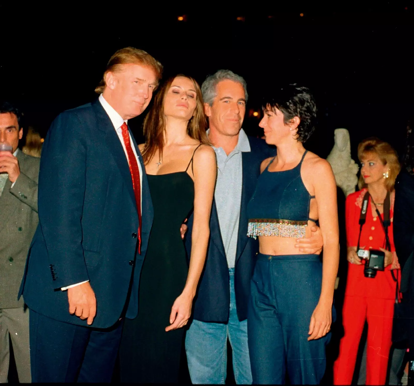 Trump Melania Epstein en Ghislaine Maxwell in de MaraLago-club in 2000.