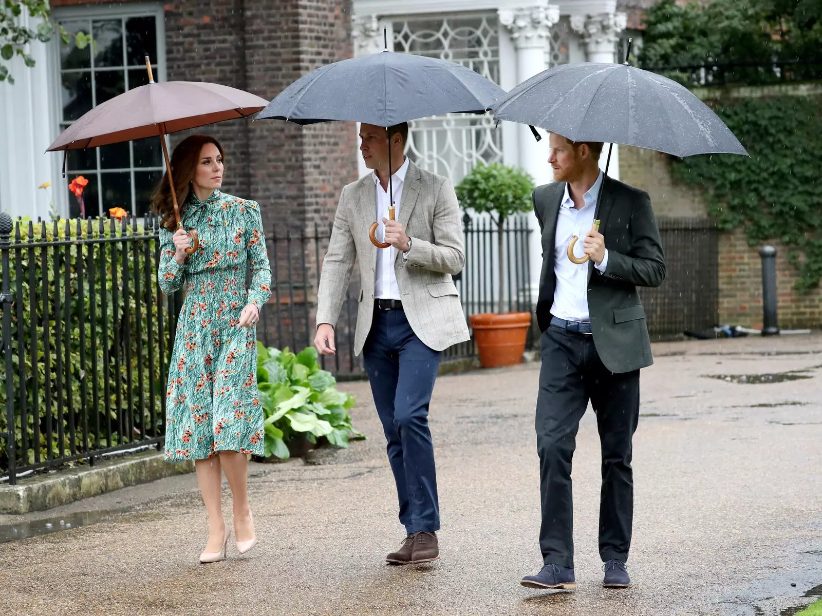 Kate Middleton William a Harry při příjezdu do Kensington Palace Gardens.