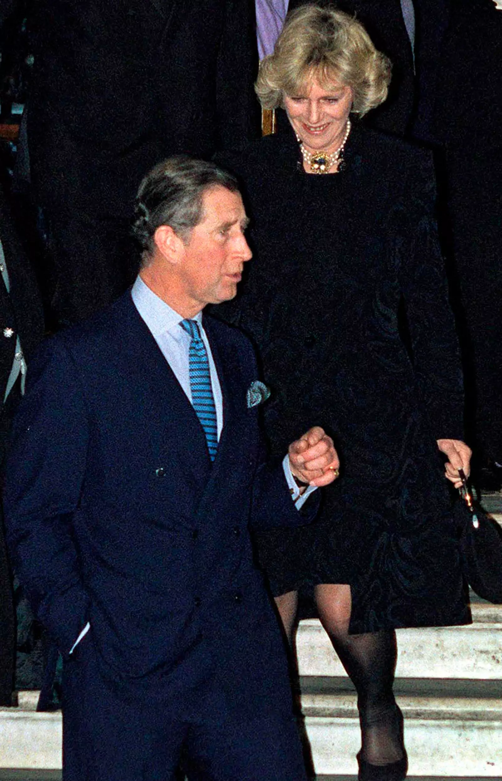 Princ Charles i Camilla Parker Bowles napuštaju događaj u Ritz-u u januaru 1999. godine, što je njihov prvi službeni zajednički nastup.