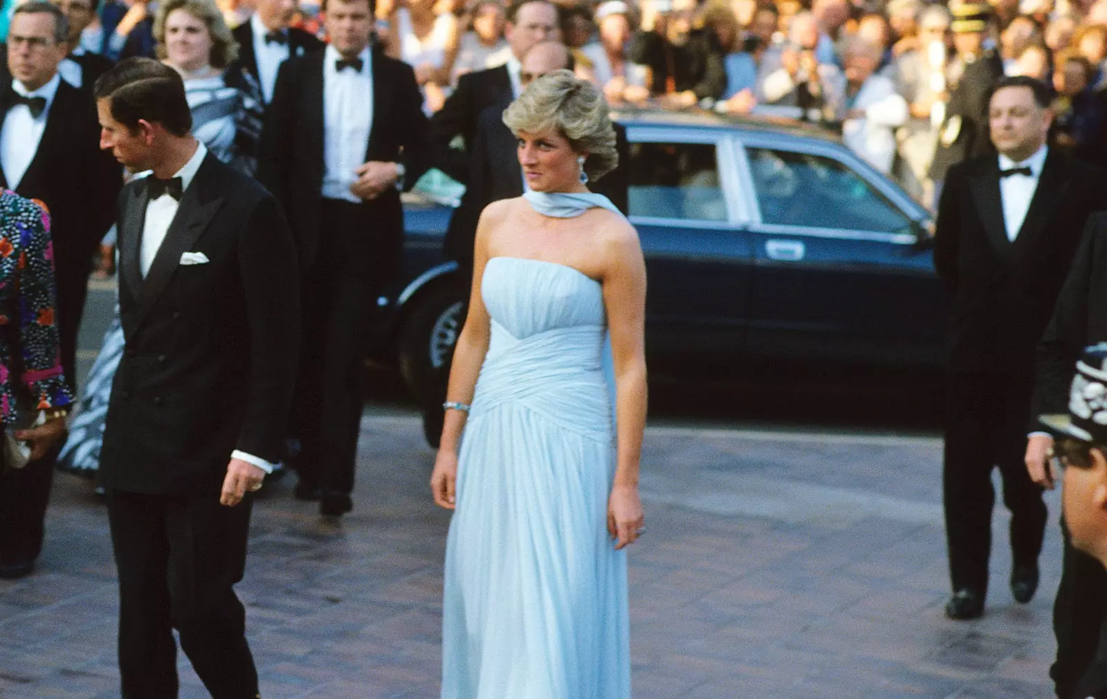 Putri Diana saka Wales nalika rawuh ing Festival Film Internasional Cannes 1987 kanthi gaun biru sing nyenengake.