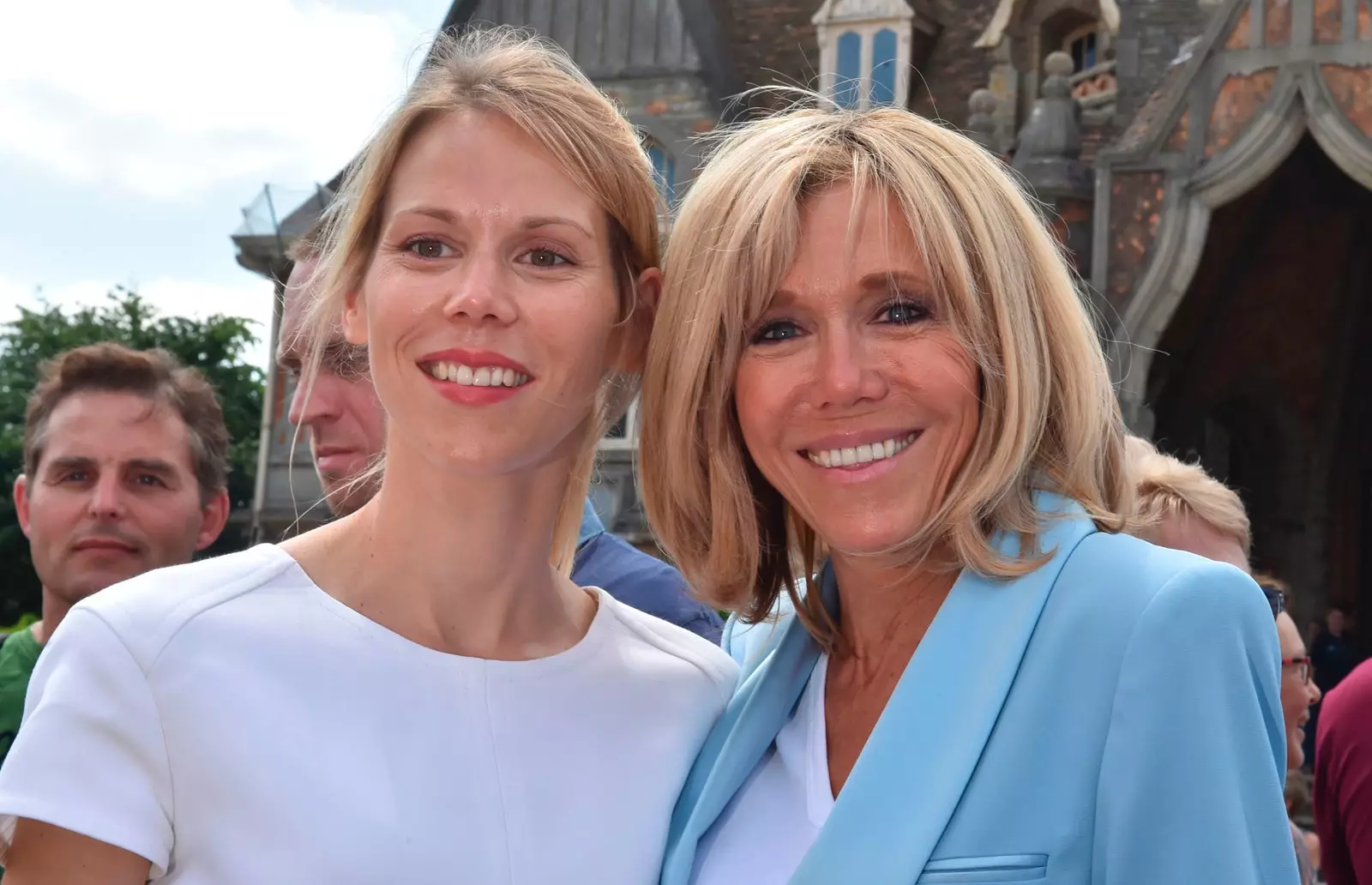 Tiphaine Auzière kaj ŝia patrino Brigitte Macron dum balotakto en 2017.