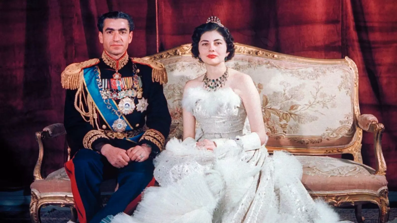 Le Shah de Perse et la reine Soraya vêtus de Dior posant en 1951.