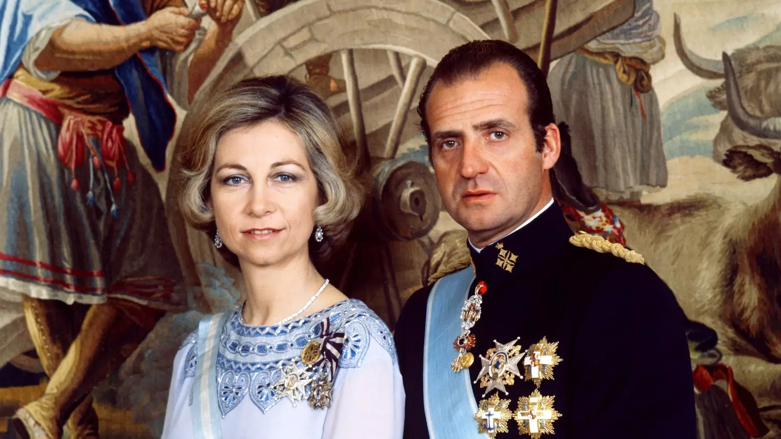 Kongerne Juan Carlos og Doña Sofía poserer i et officielt portræt.