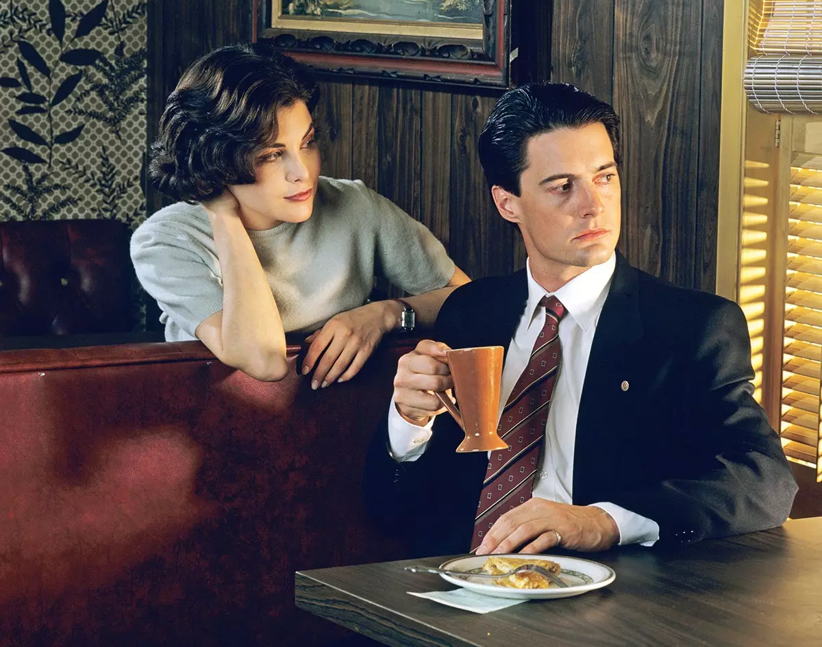 Agent Cooper before Audrey's gaze.