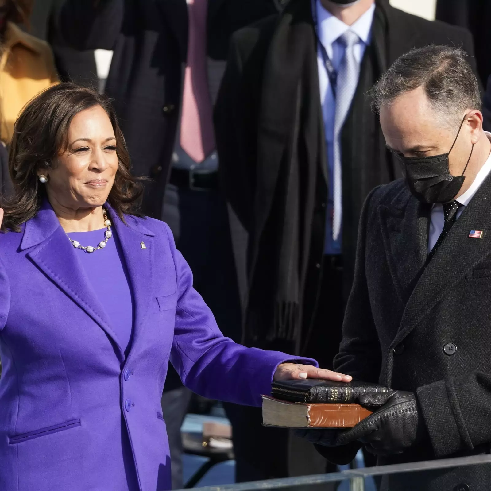 Kamala Harris prête serment en tant que vice-présidente des États-Unis. A ses côtés son mari Douglas Emhoff.