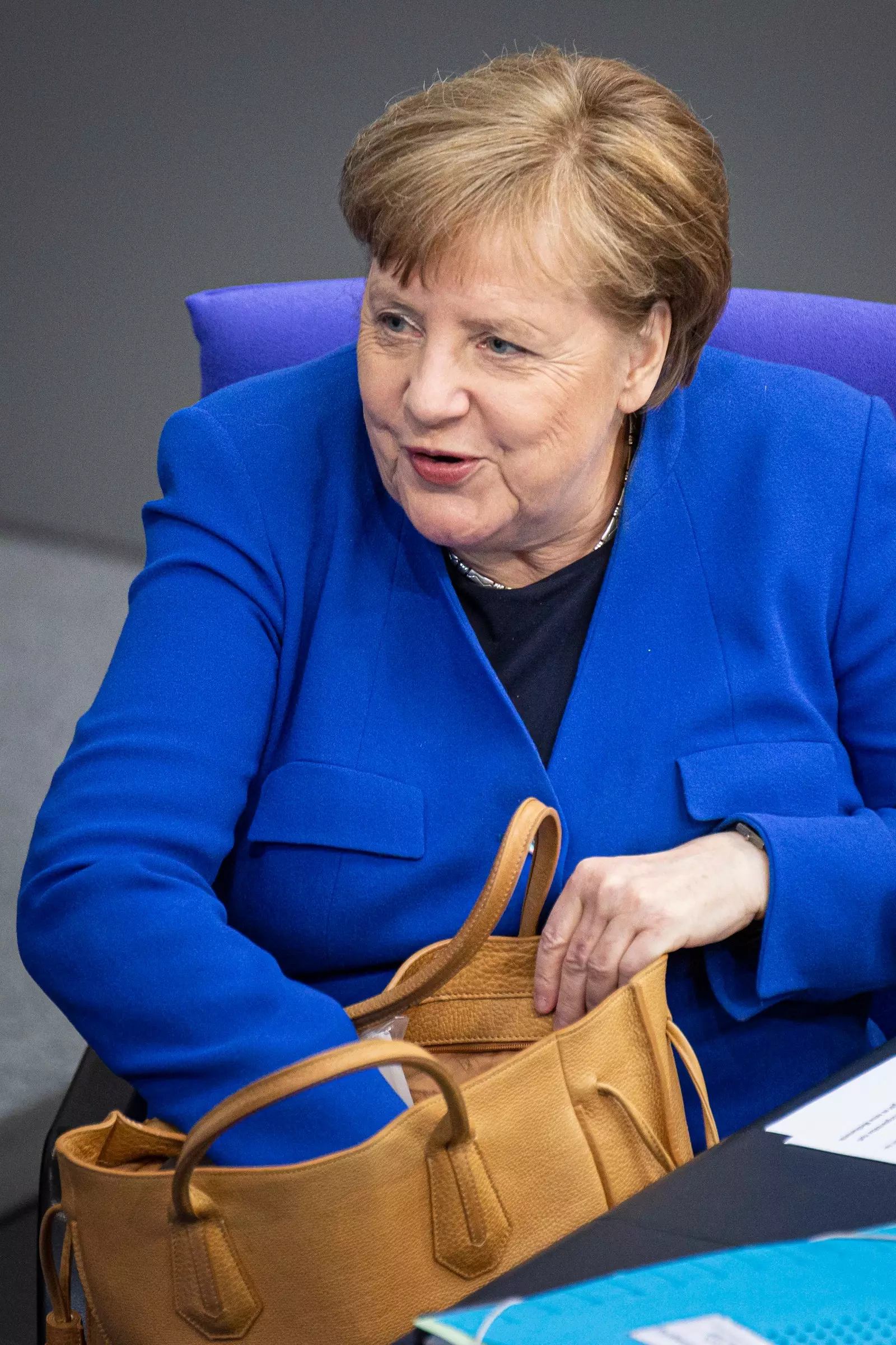 Angela Merkele pirms sesijas Bundestāgā 2020. gada maijā.
