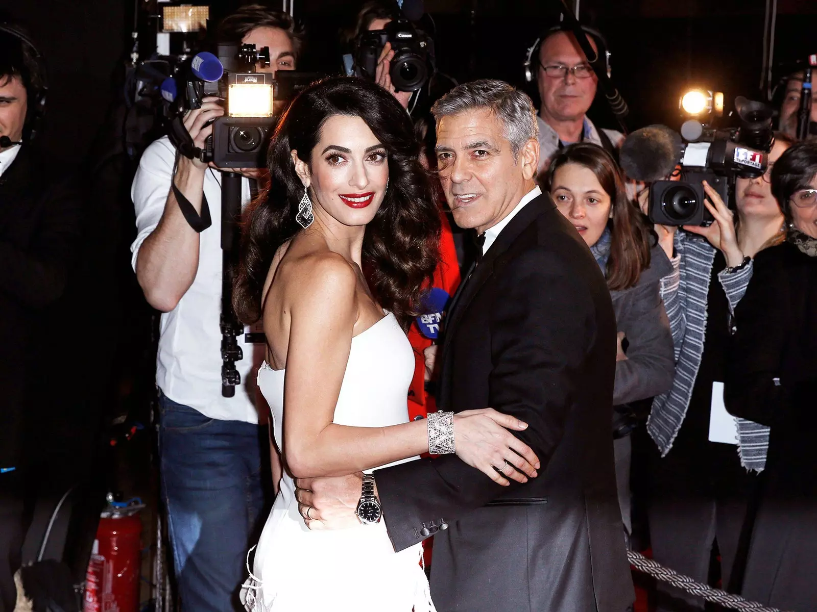 George Clooney eta Amal Clooney haurrentzako opari modernoak eta diseinatzaileak dira