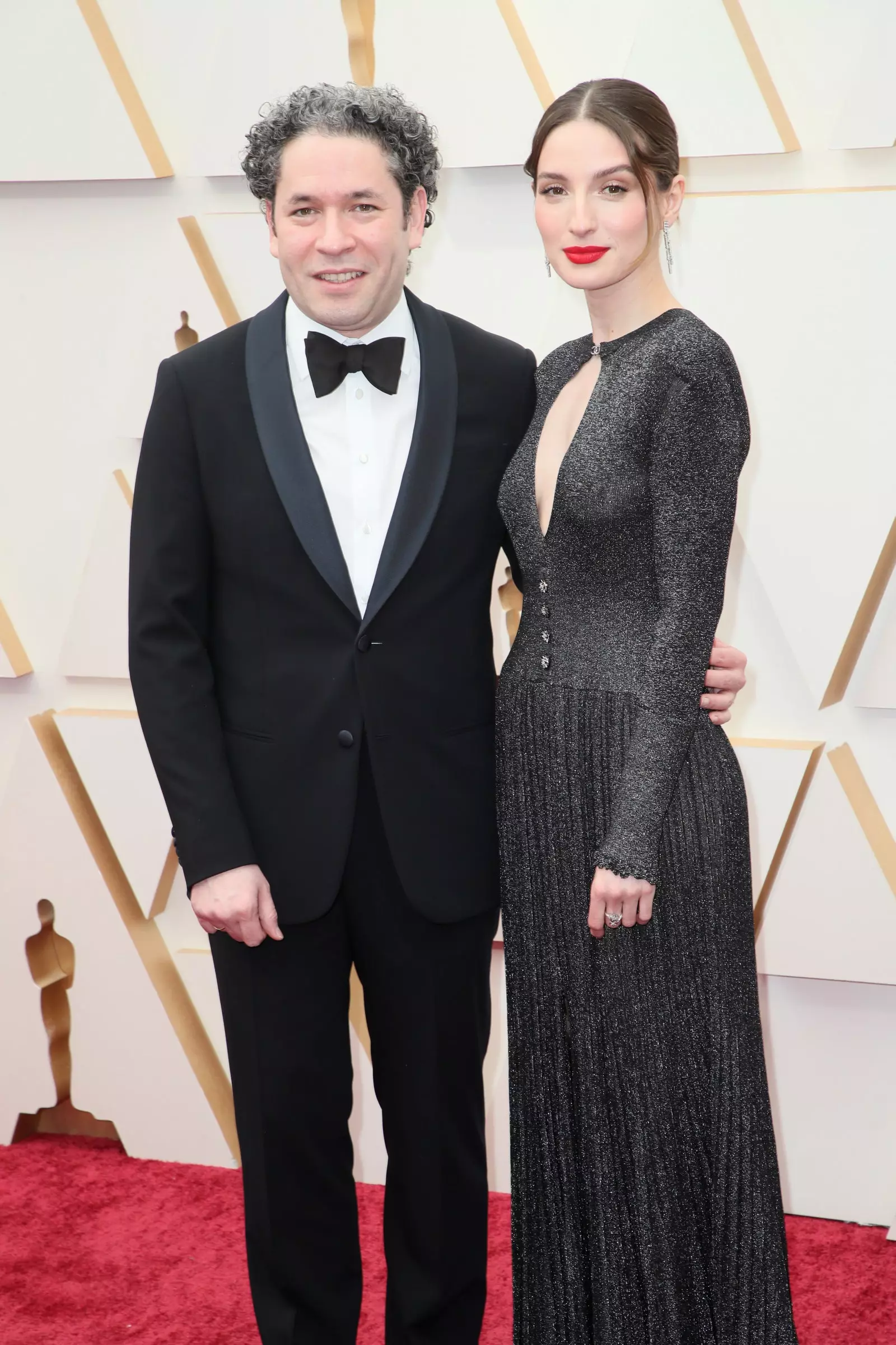 Maria Valverde ja Gustavo Dudamel Oscar-gaalassa. Näyttelijällä on yllään Chanel-mekko ja koruja.