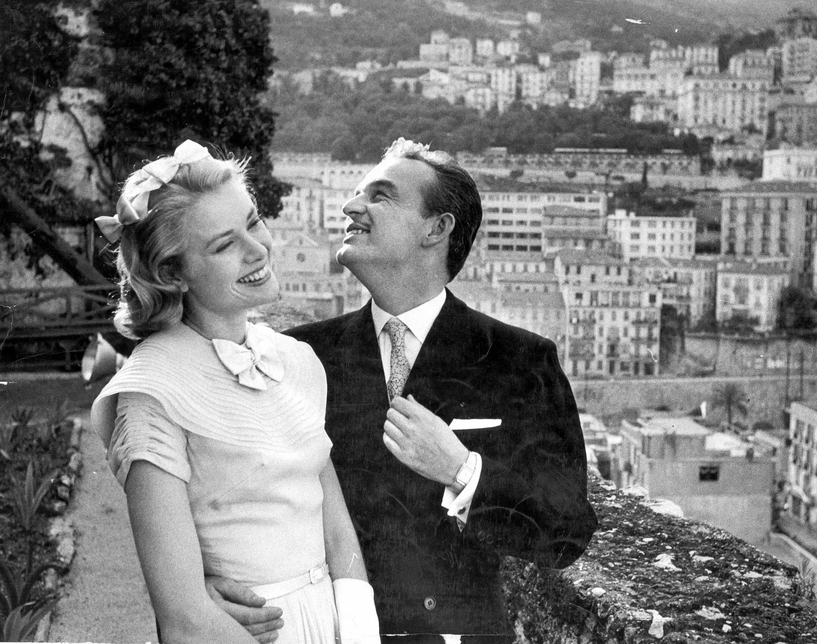 Grace Kelly e Rainier de Mônaco felizes antes de sofrer a maldição.