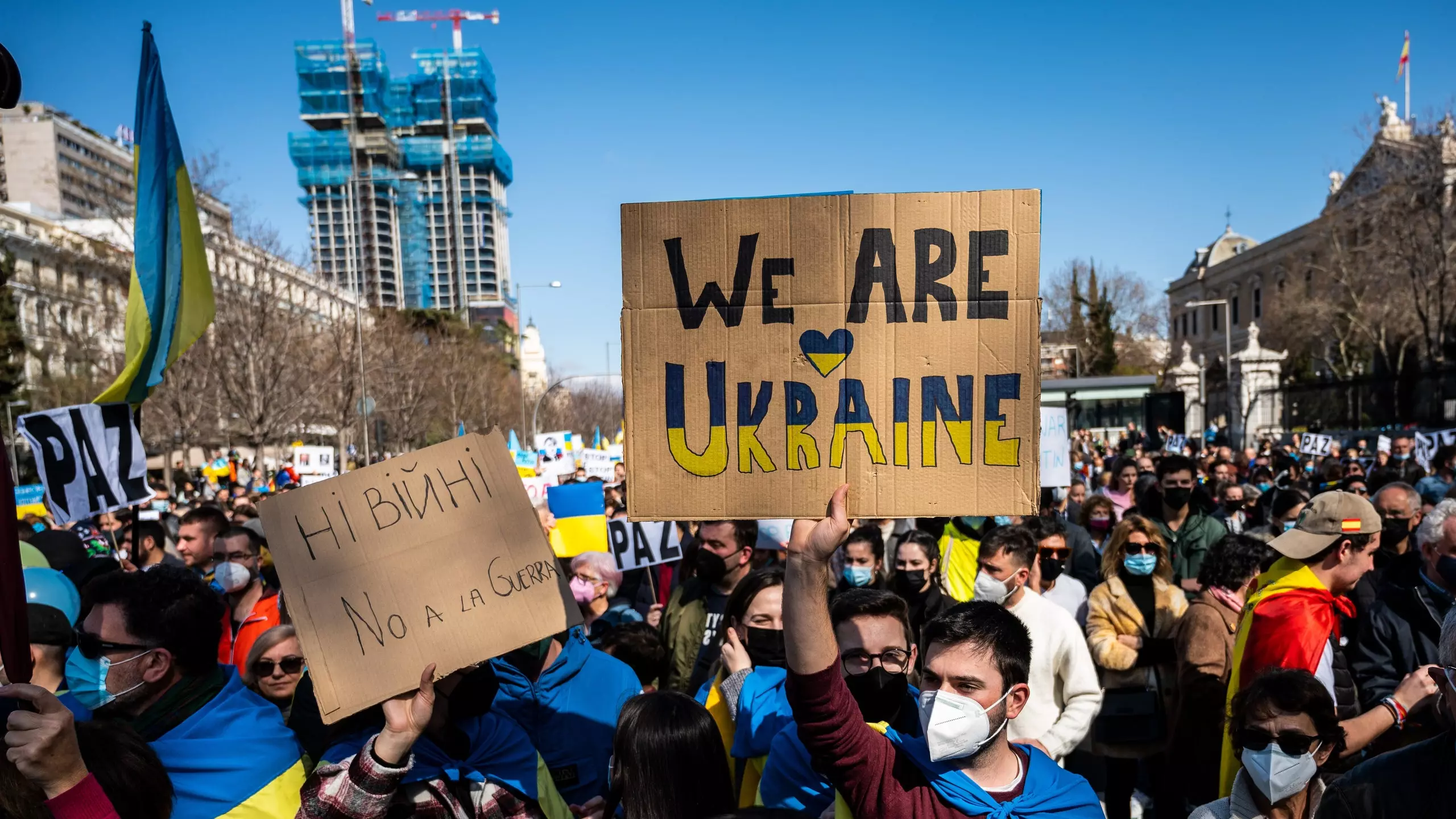 Manifestação em Madrid contra a invasão da Ucrânia pela Rússia