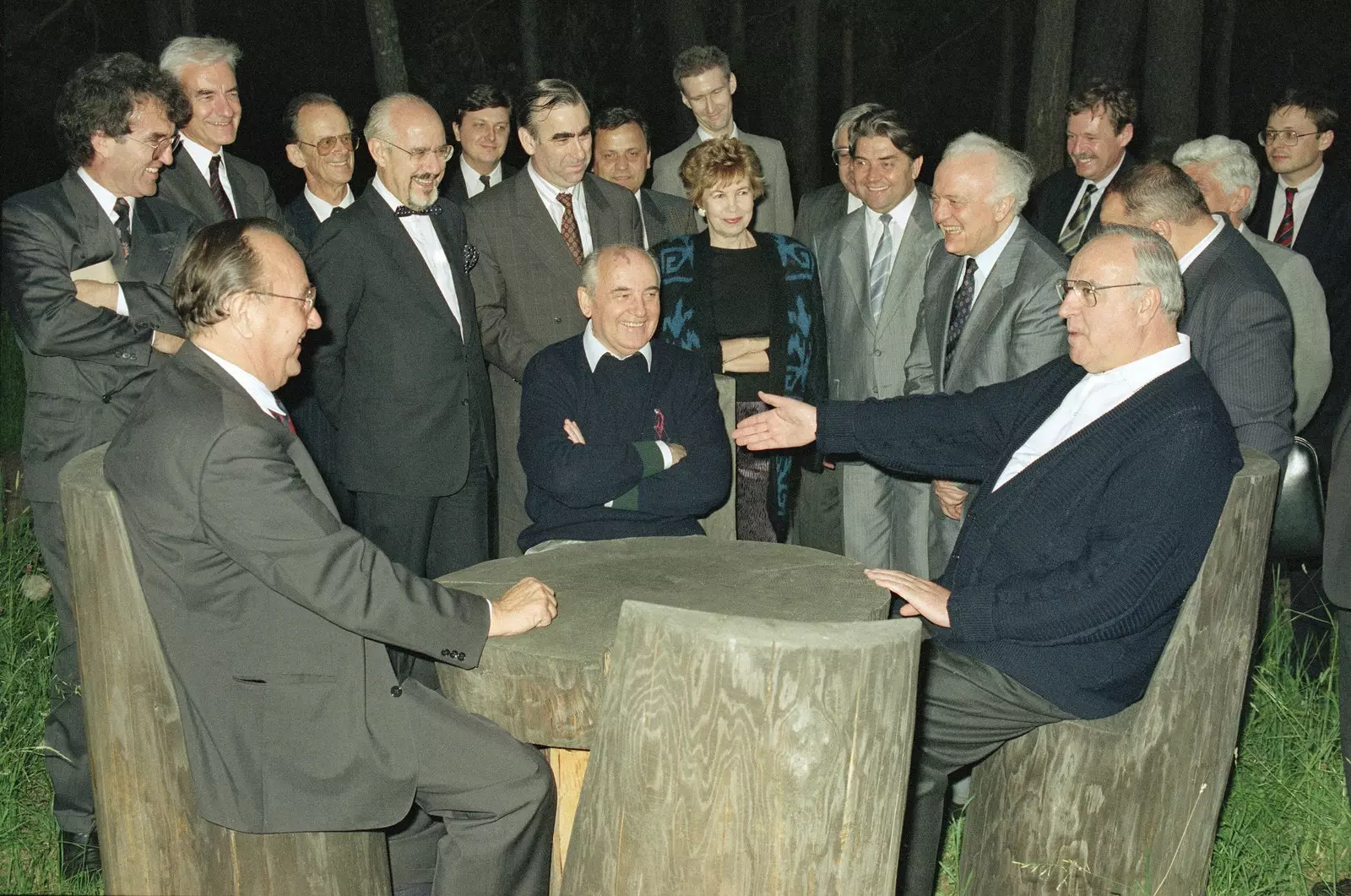 Helmut Kohl lan Gorbachev nalika rapat NATO taun 1990.