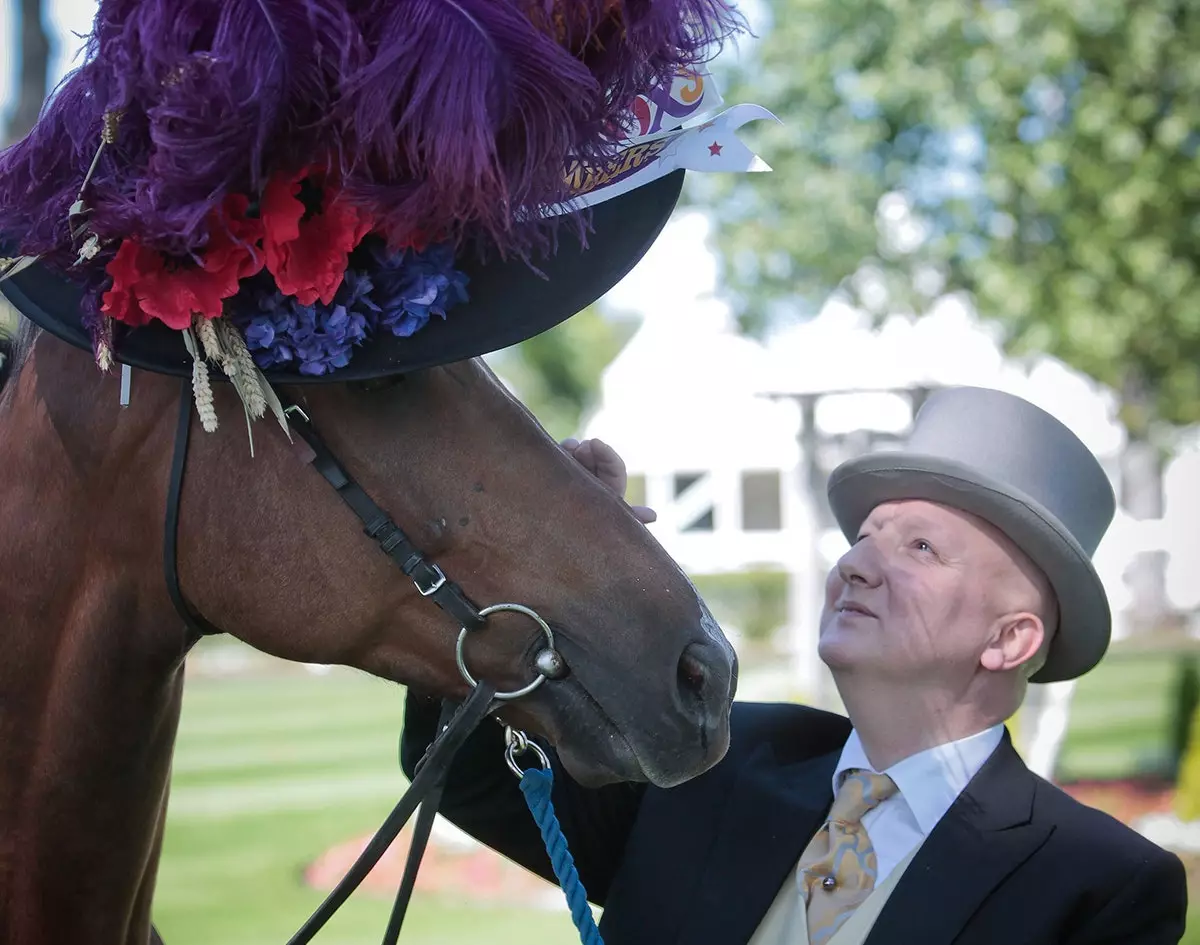 Создатель и его работа Стивен Джонс позирует в Аскоте в 2011 году с лошадью в одной из его шляп.