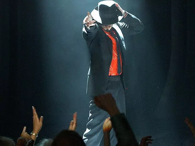 Michael Jackson esityksen aikana.