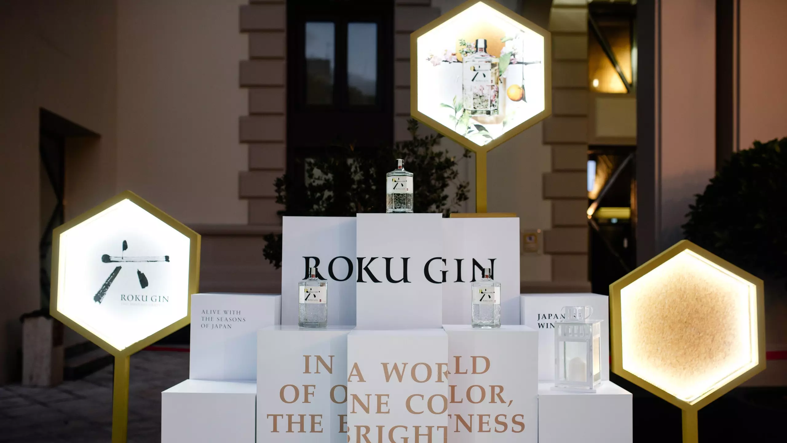 Roku Gin, ışıklı doğası “Japon Kışı” sayesinde sizi Madrid'den ayrılmadan Japonya gezisine çıkarıyor.