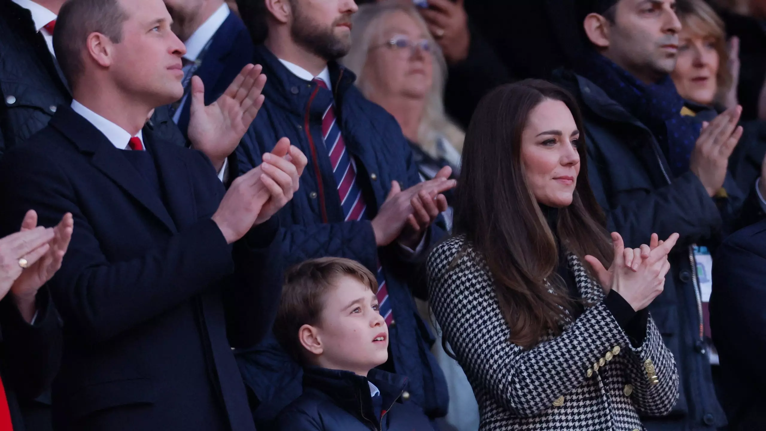 Ang Duke at Duchess ng Cambridge Kate Milldeton at William at Prince George sa isang rugby match nitong Sabado sa London.