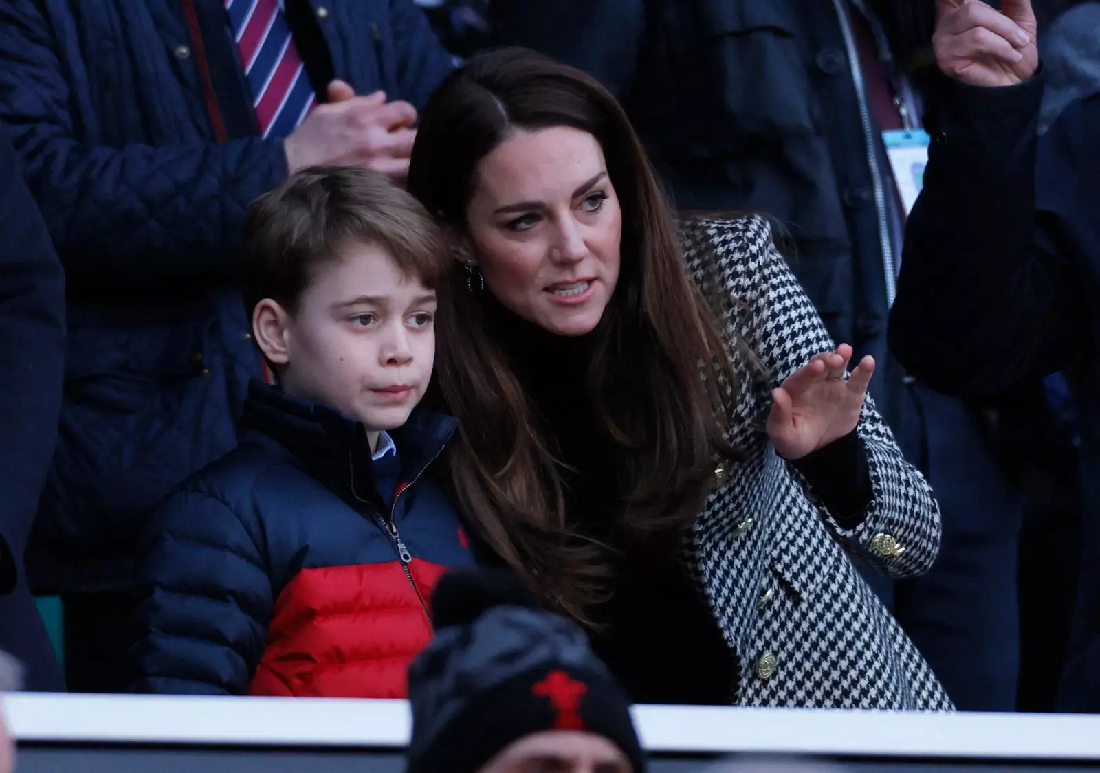 Kate Middleton trò chuyện với Hoàng tử George trong trận đấu bóng bầu dục.