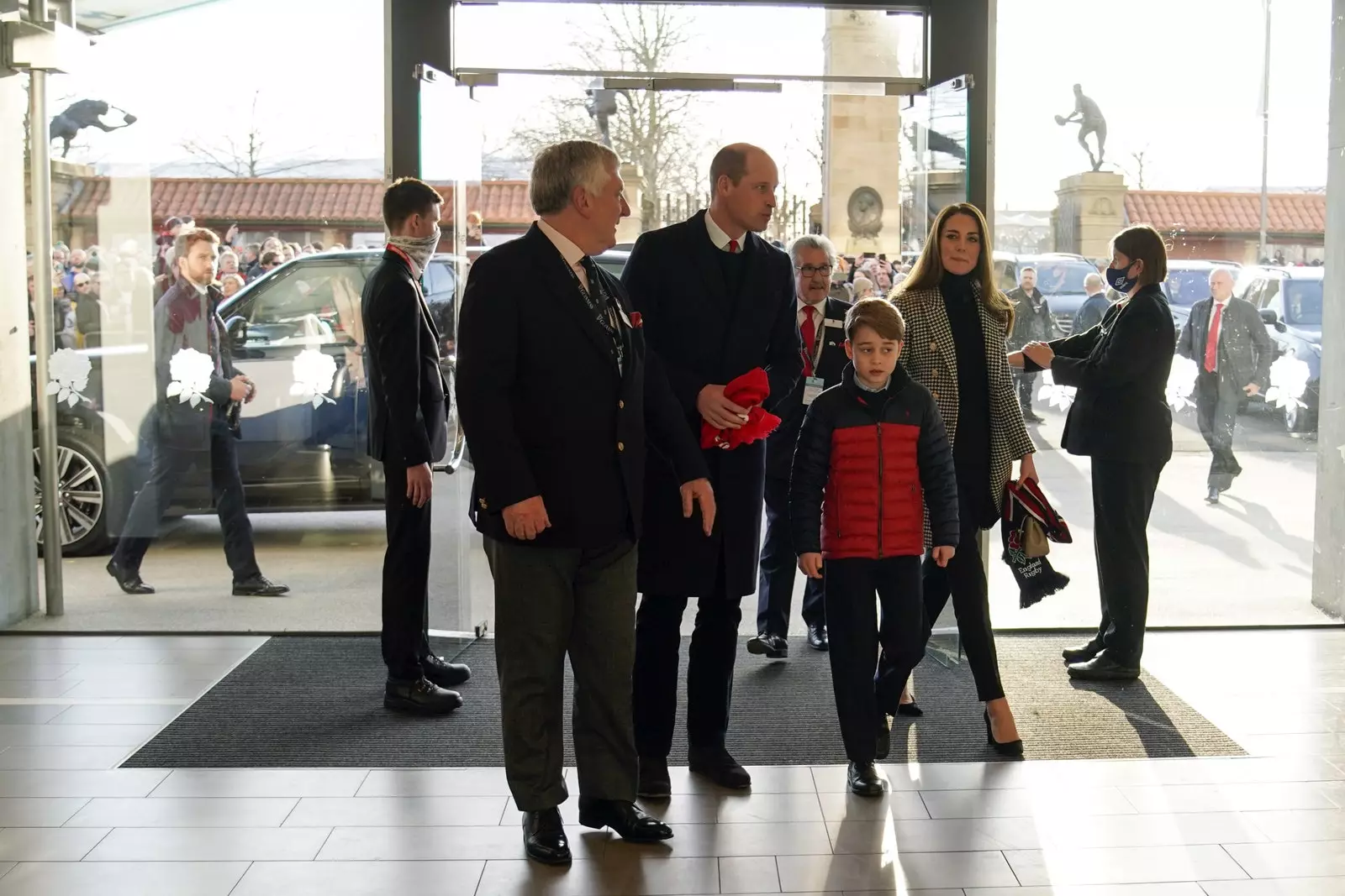 Kate Middleton Prince William e Prince George arrivano allo stadio di rugby.