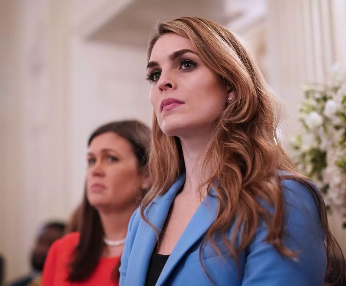 Tšoaetso ho White House Hope Hicks mosali ea hoeshetsang tsebeng ea Trump sebakeng se khanyeng