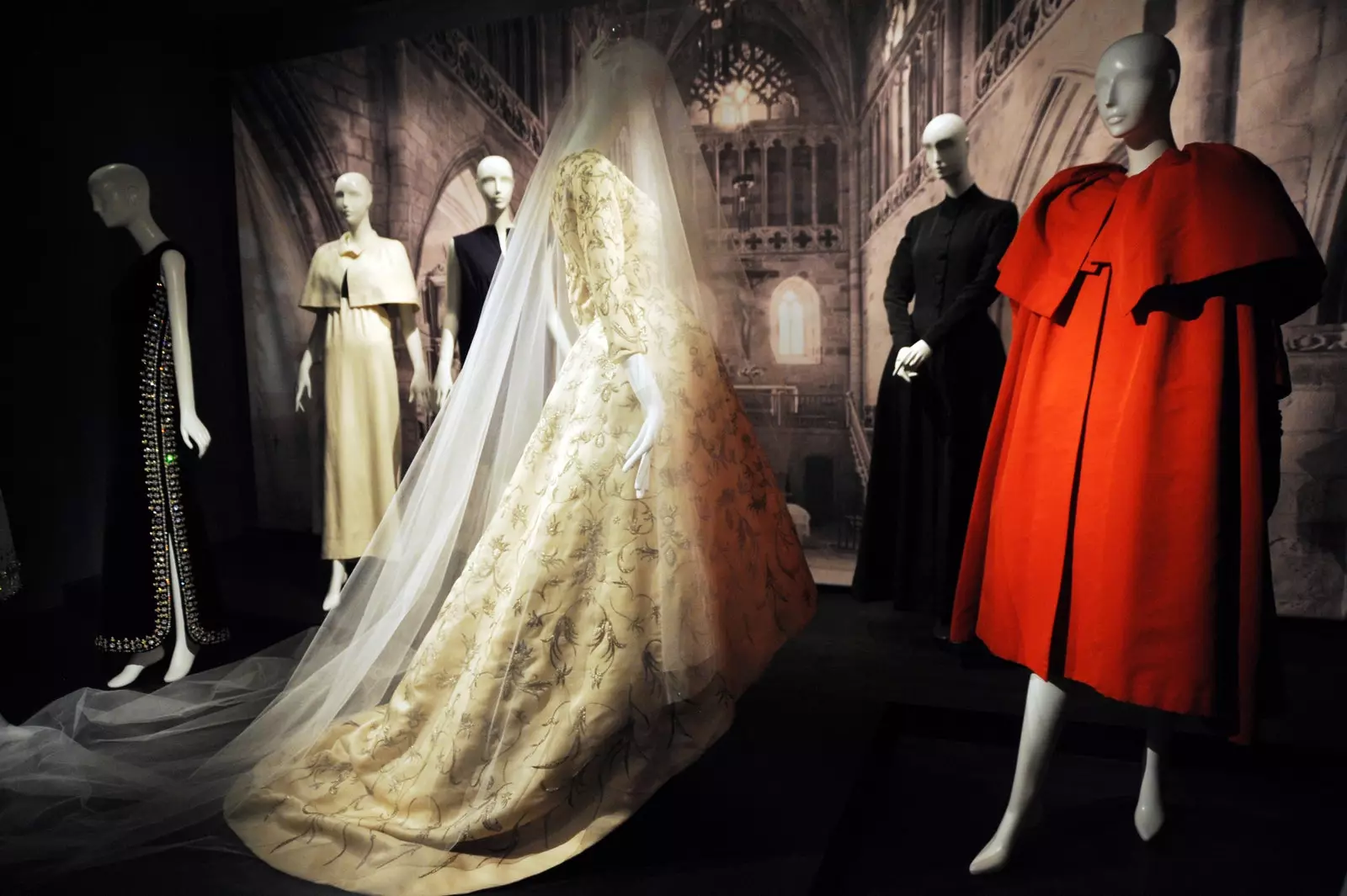 Alguns designs da Balenciaga em uma exposição dedicada ao designer em Nova York em 2010.