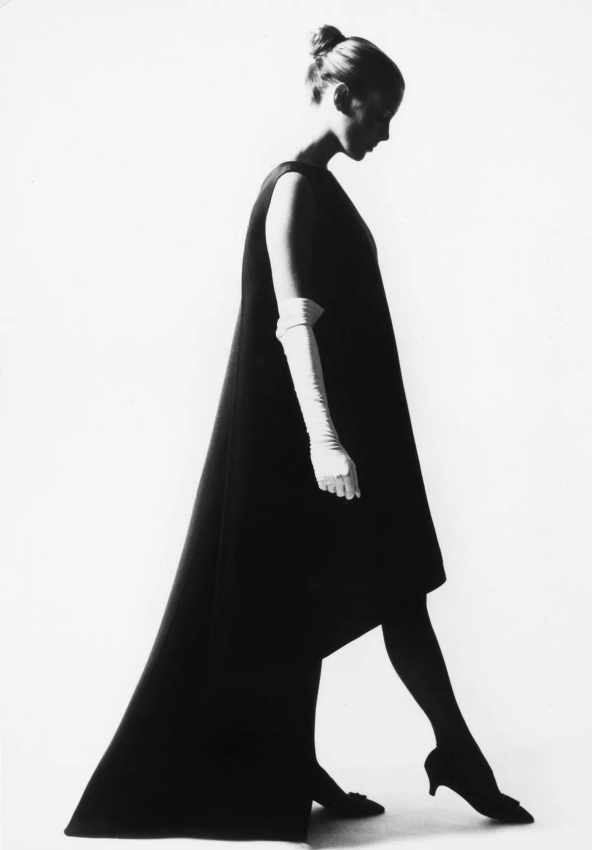 Pakaian Balenciaga difoto oleh Cecil Beaton pada tahun 1967.