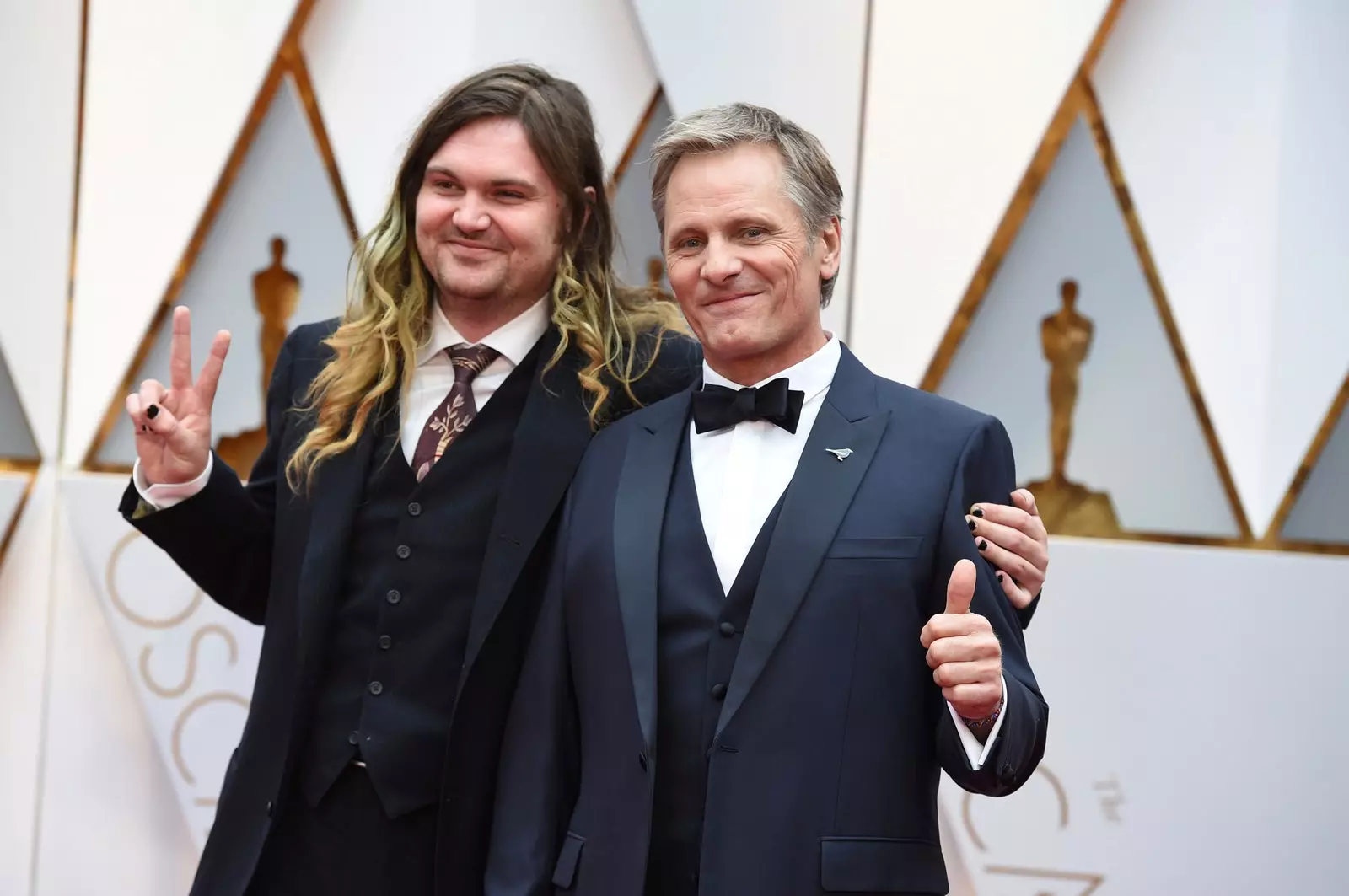 Виго Мортенсен и синът му Хенри на Оскарите през 2017 г.