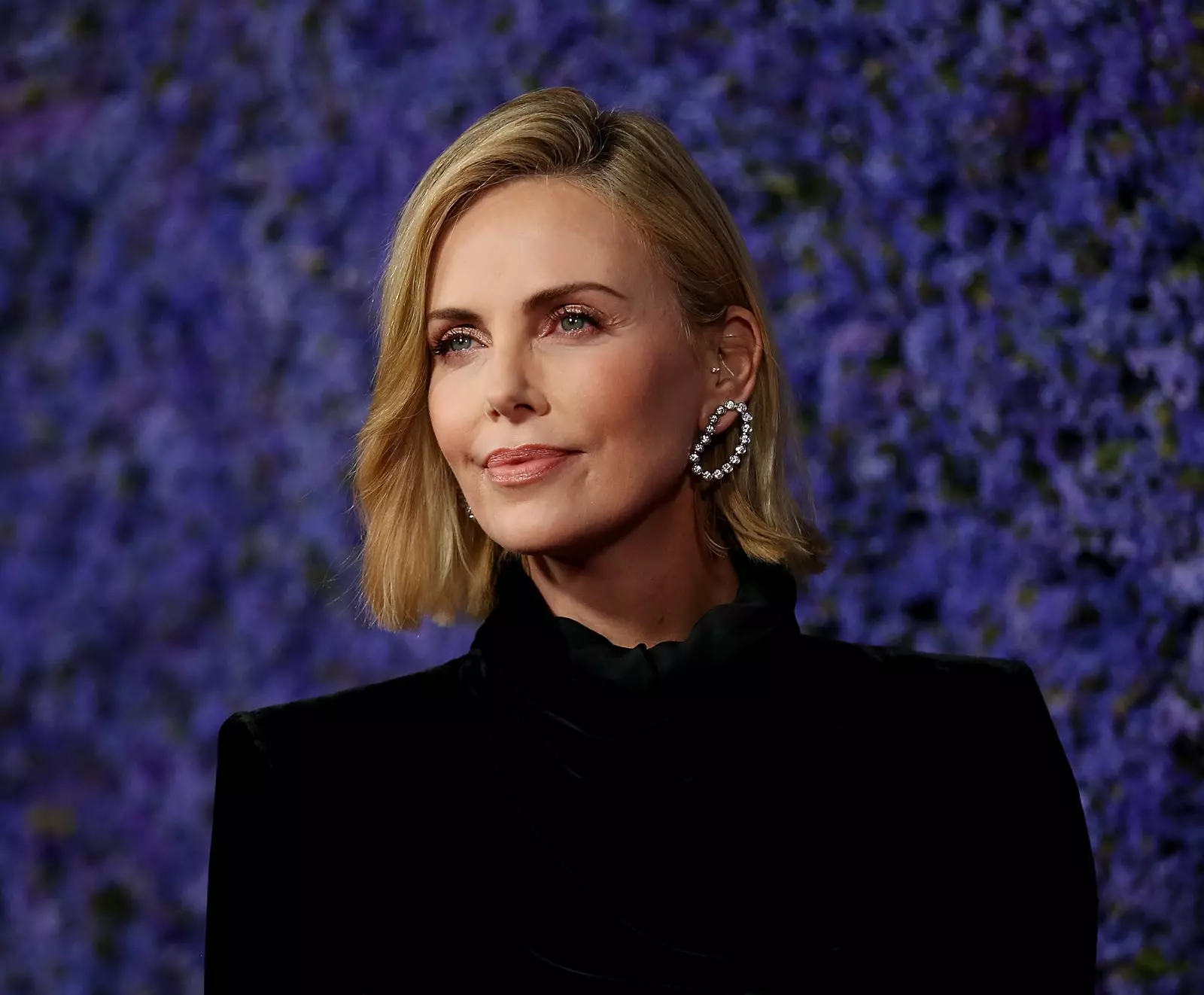 Charlize Theron kwadoro na nwa ya nwanyị bụ Jackson bụ transgender