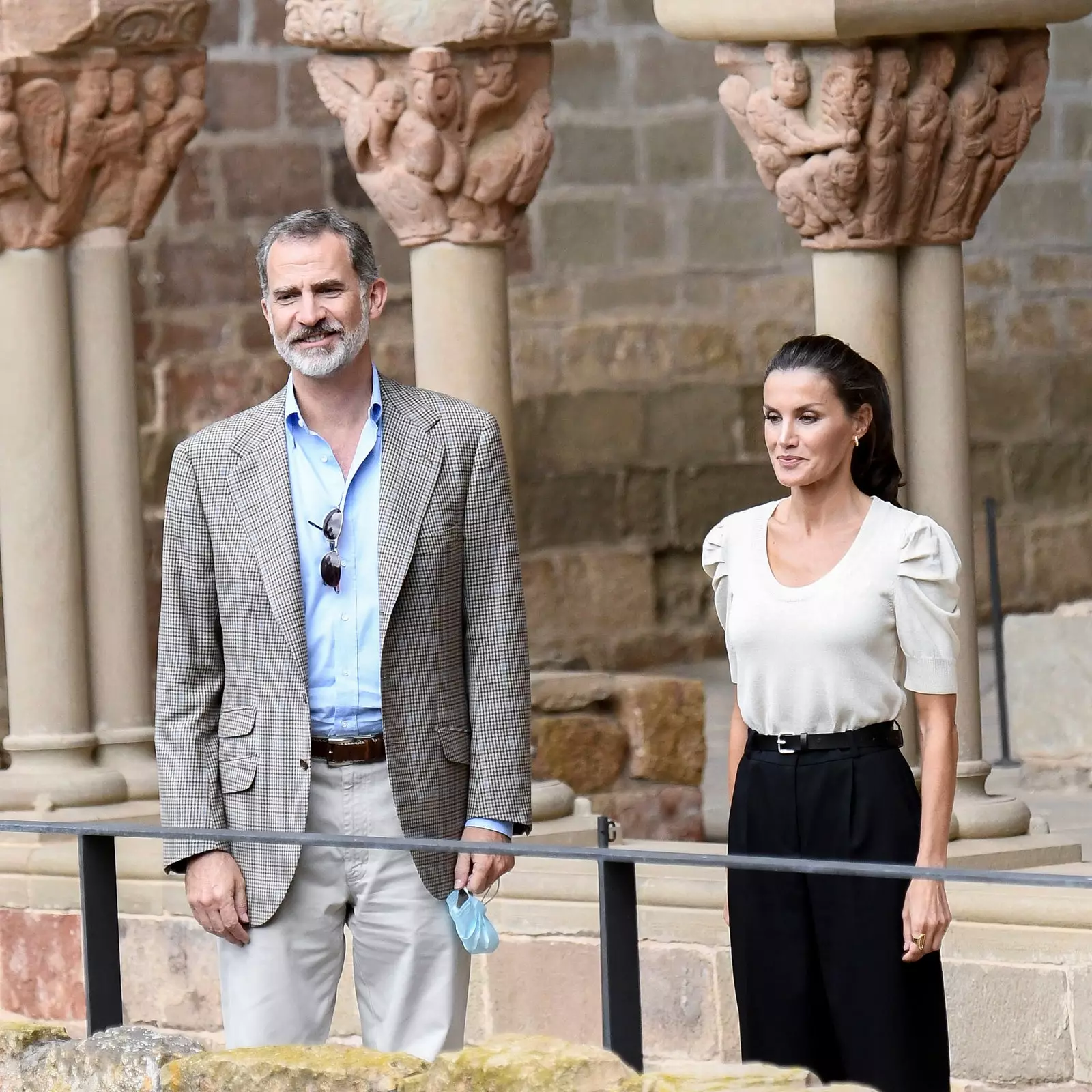 Le asiasiga a Felipe ma Letizia i le pantheon o Jaca lea na tanumia ai tupu muamua e toatolu o Aragon